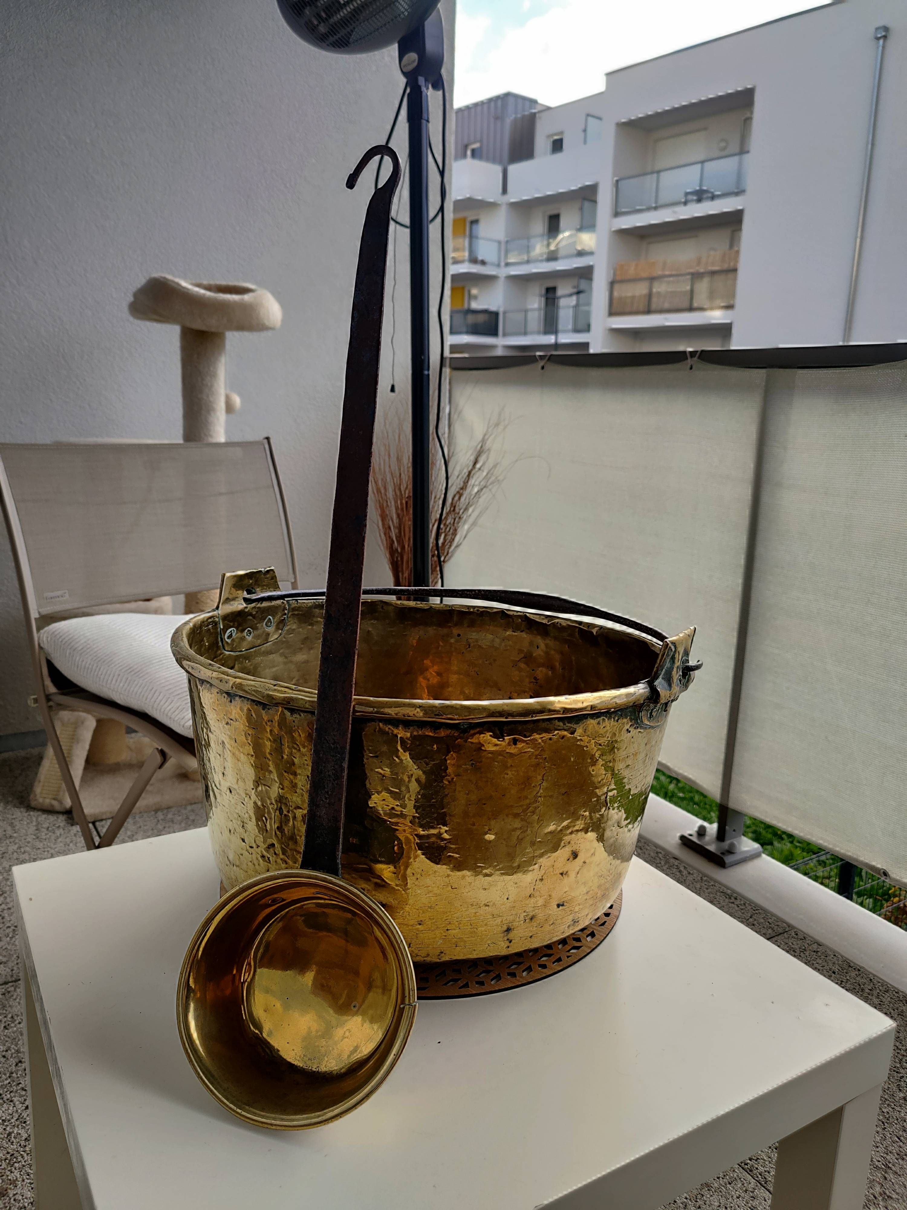 Ancien Chaudron en Laiton sur Gens de Confiance