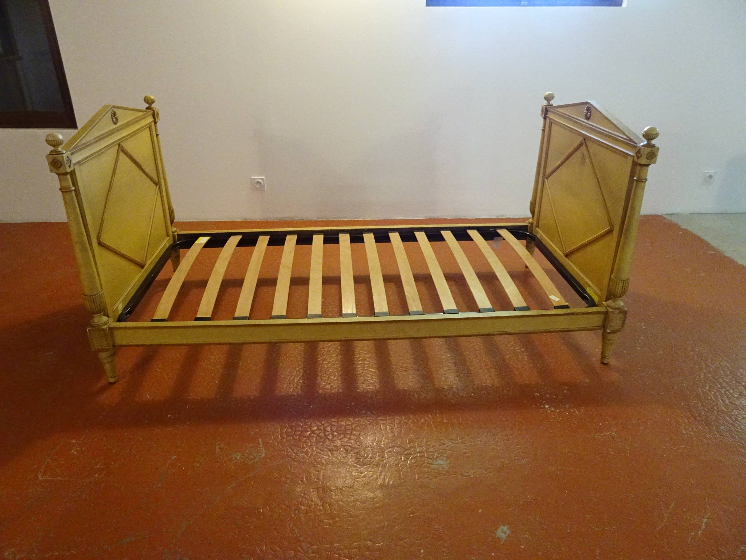 Lit ancien Directoire 90x190 avec sommier récent sur Gens de Confiance