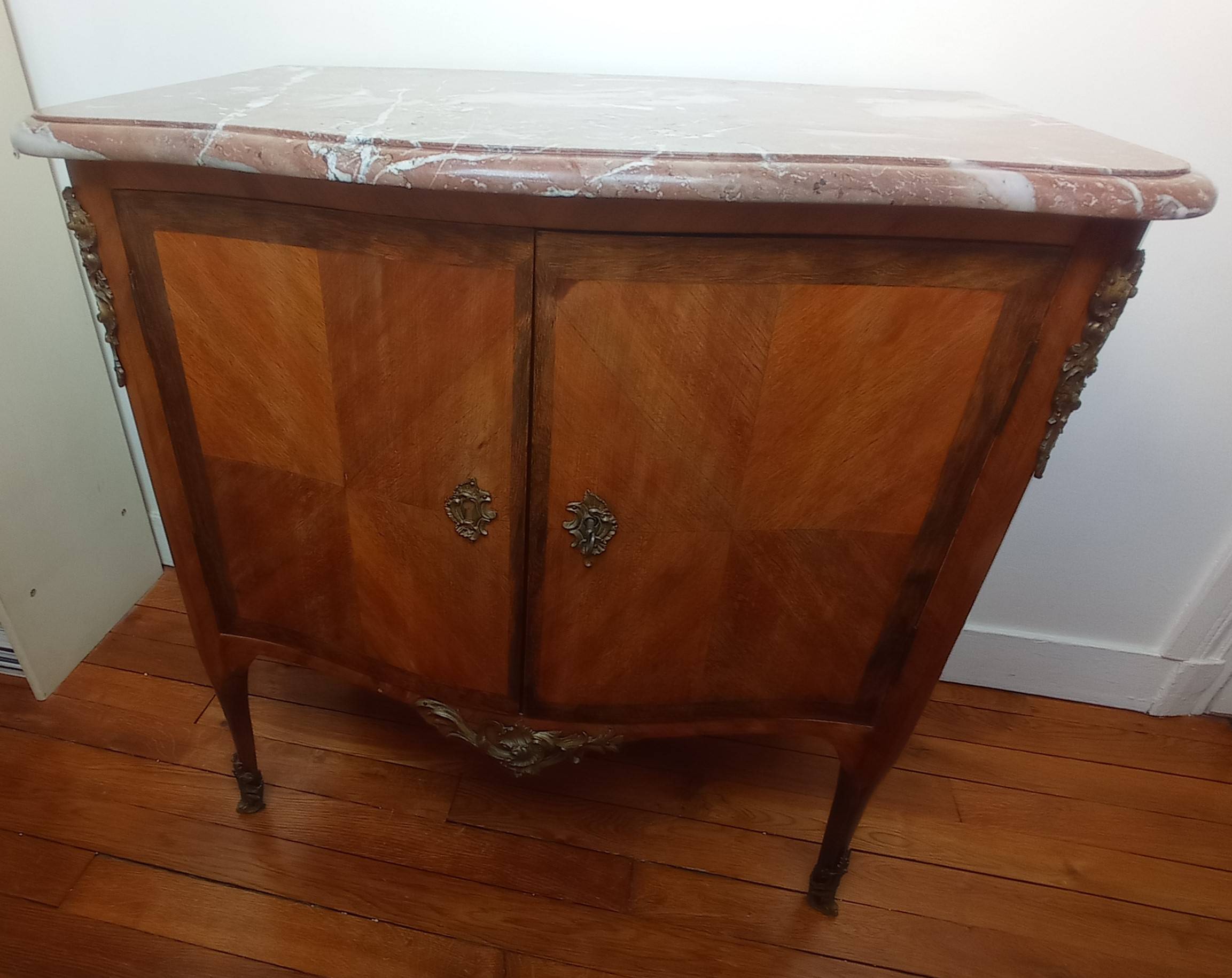 Ancien meuble d’entre-deux à hauteur d’appui en marqueterie. Style ...