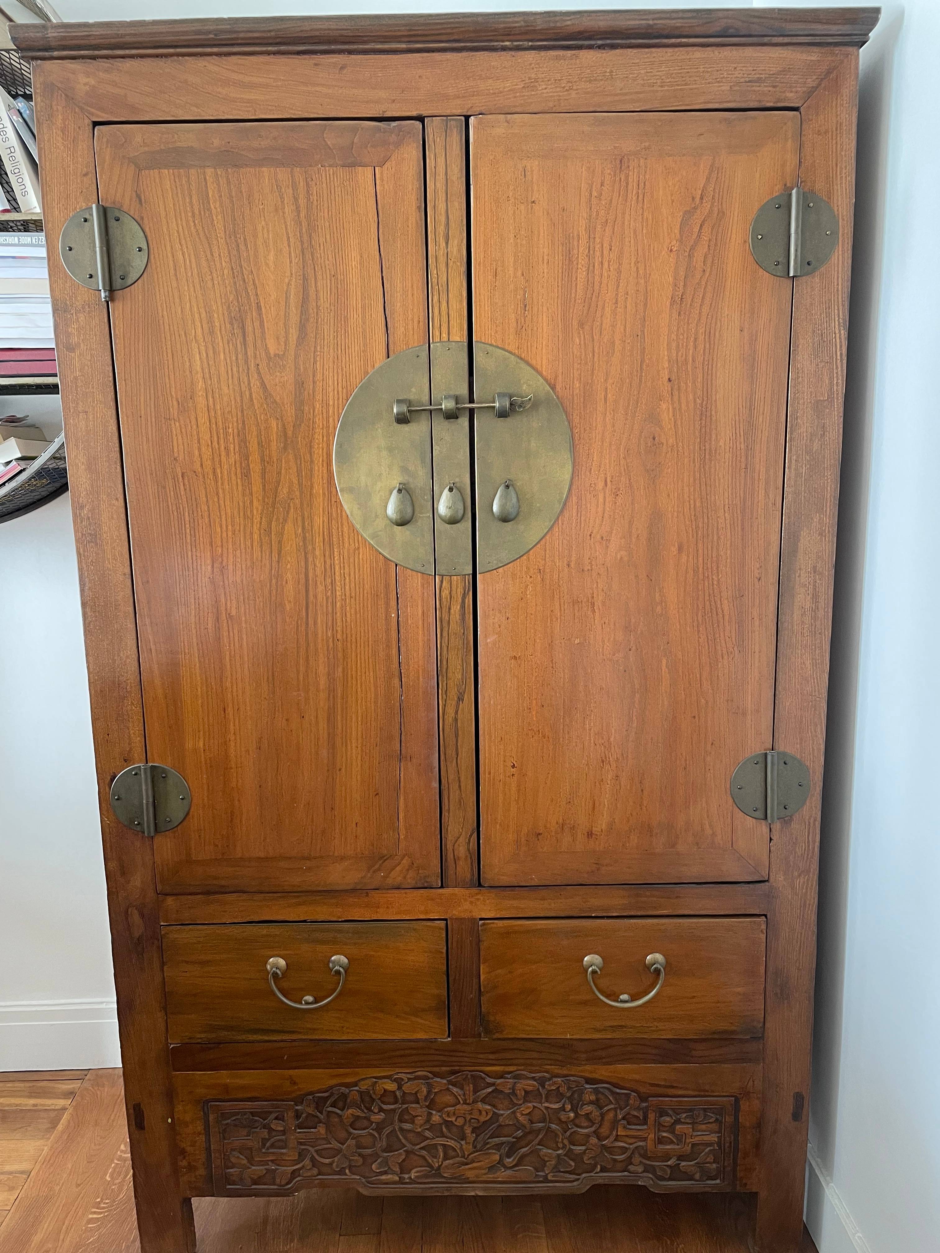 Armoire chinoise en bois massif - 2 portes, 2 tiroirs sur Gens de Confiance