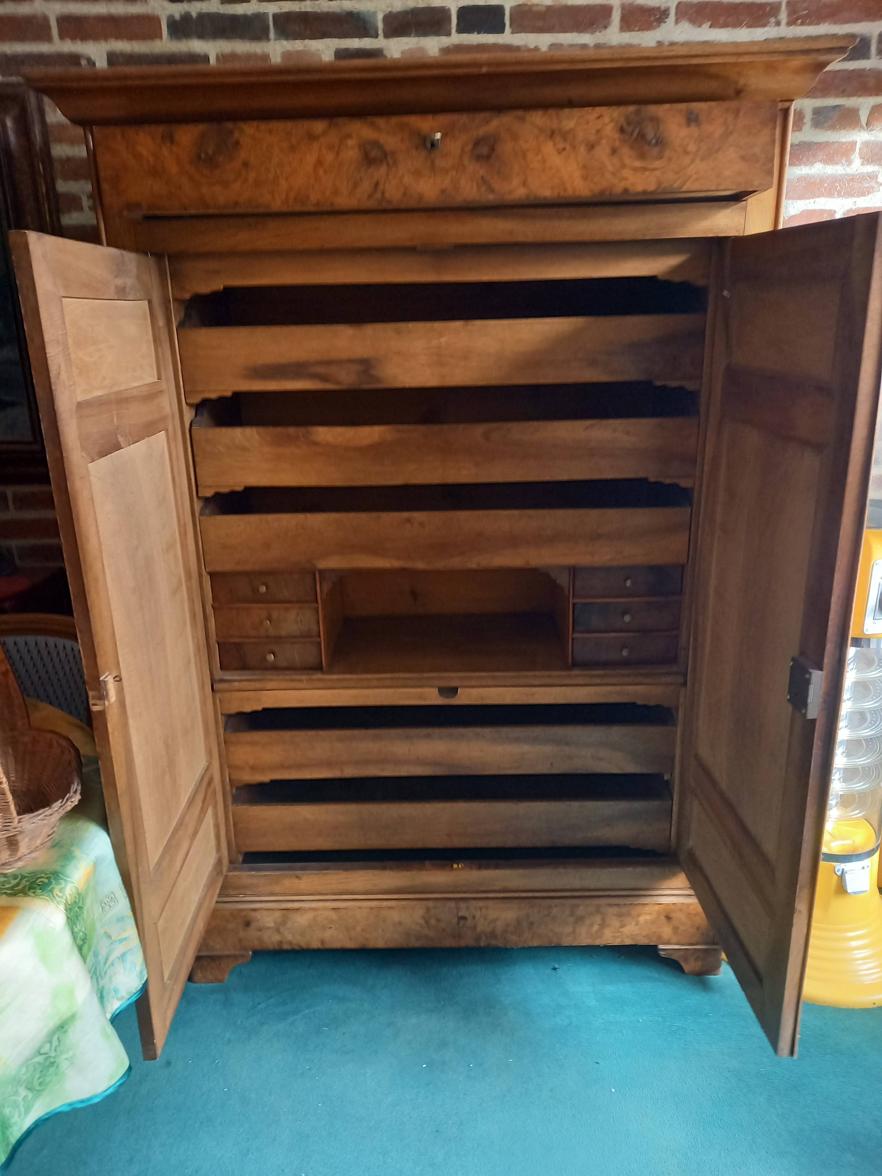 Armoire, lingère ou secrétaire en noyer XIXe on Gens de Confiance