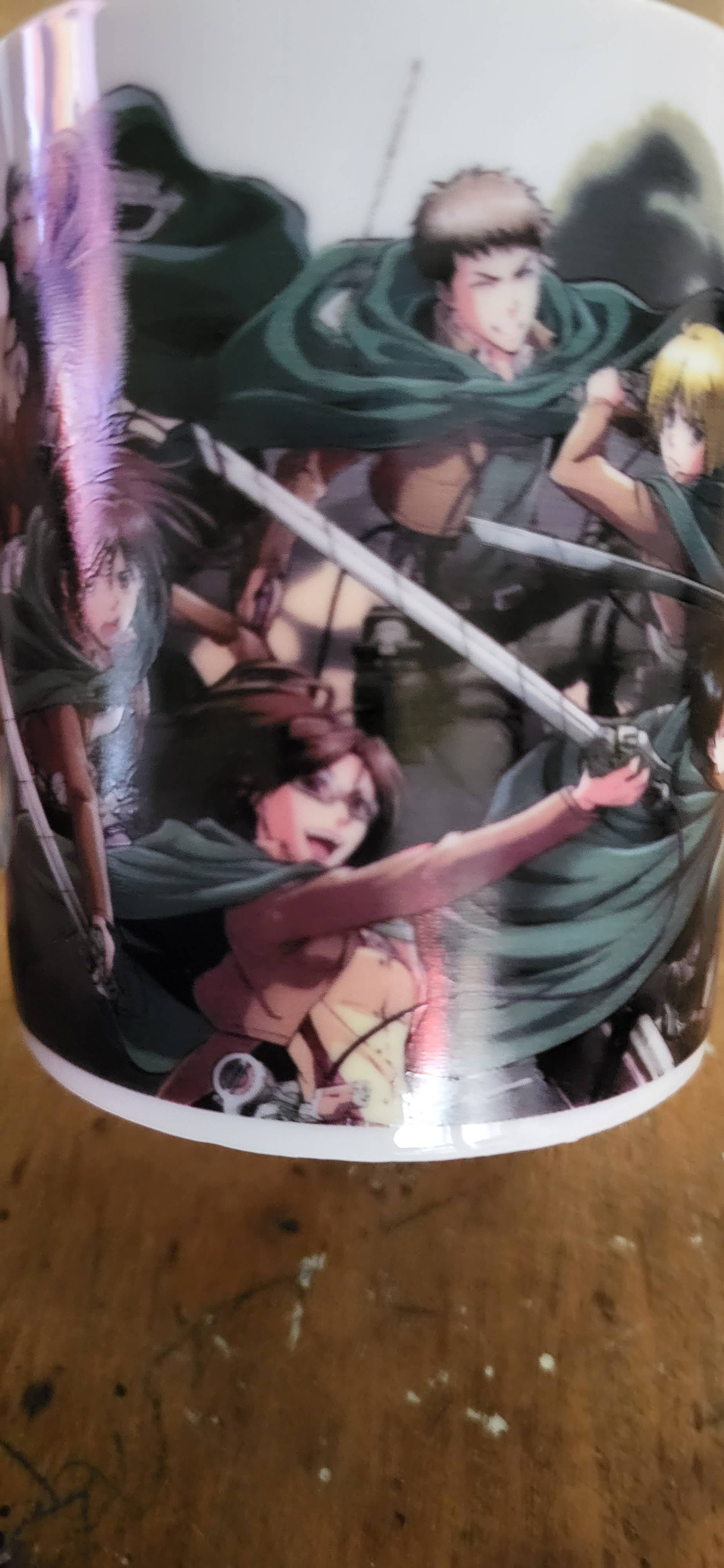 Mug Attack on Titan sur Gens de Confiance