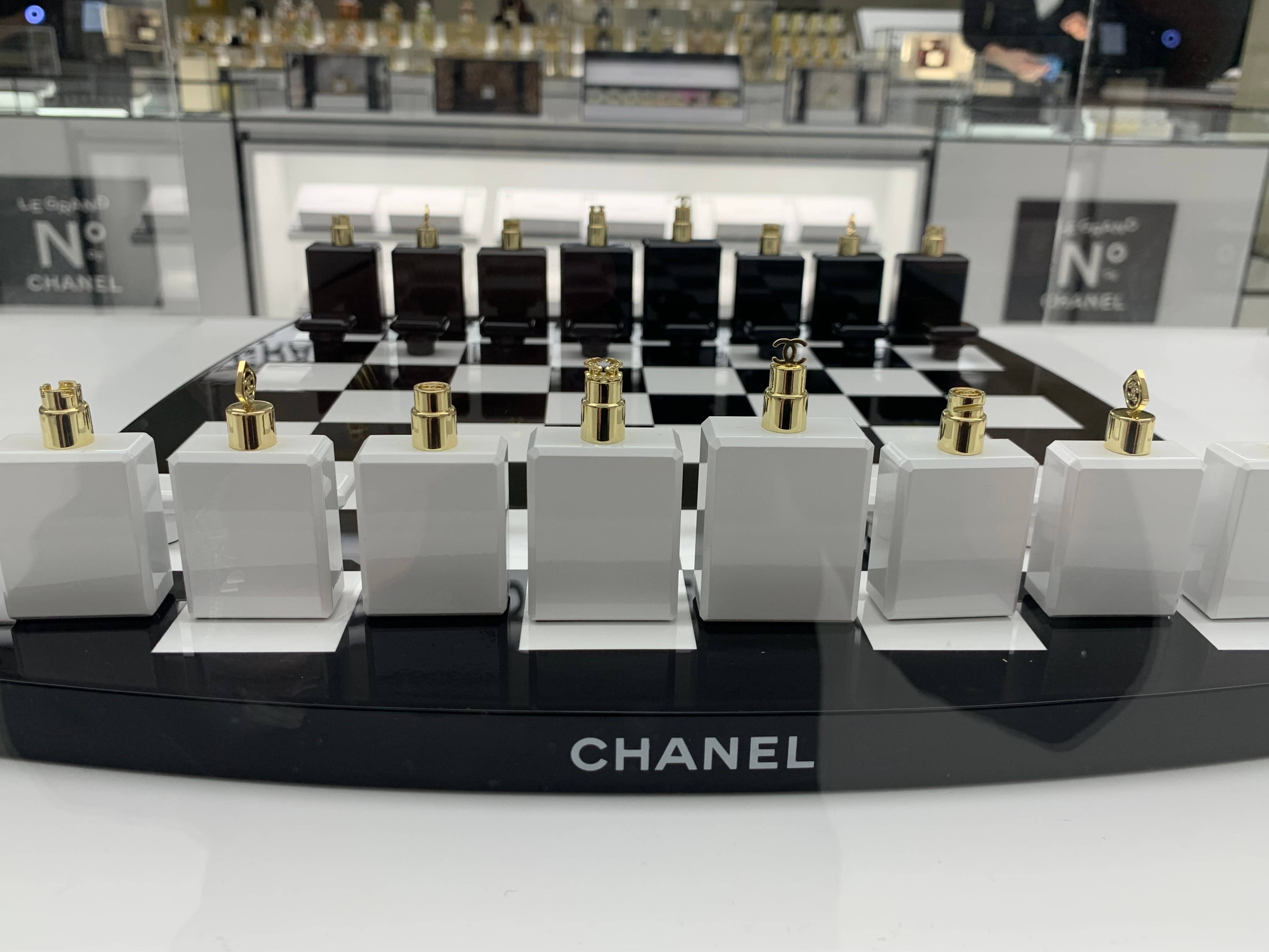 Authentique Jeu d’échecs Chanel Édition Limitée sur Gens de Confiance
