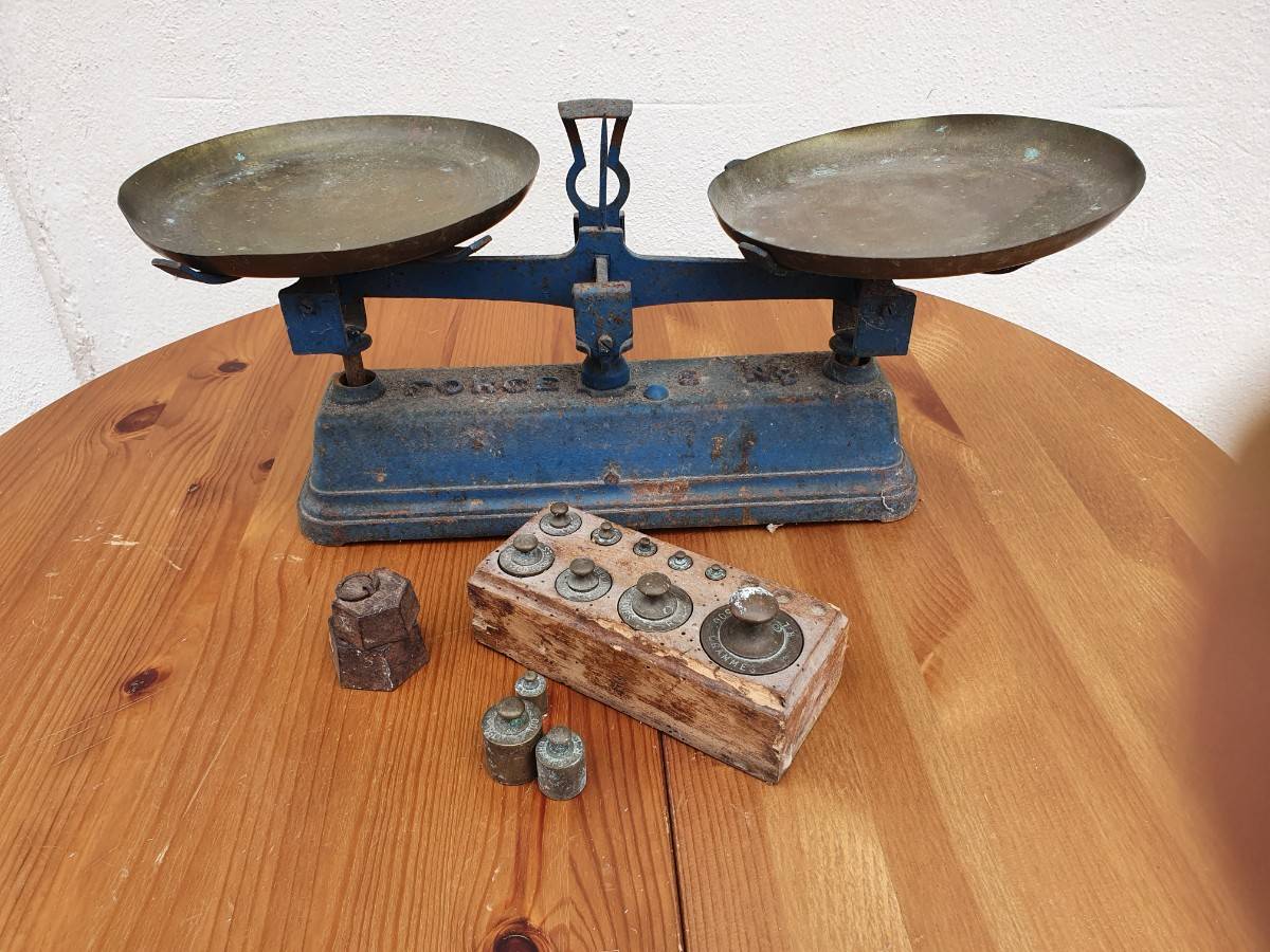 Balance à plateaux, ancienne, avec poids sur Gens de Confiance