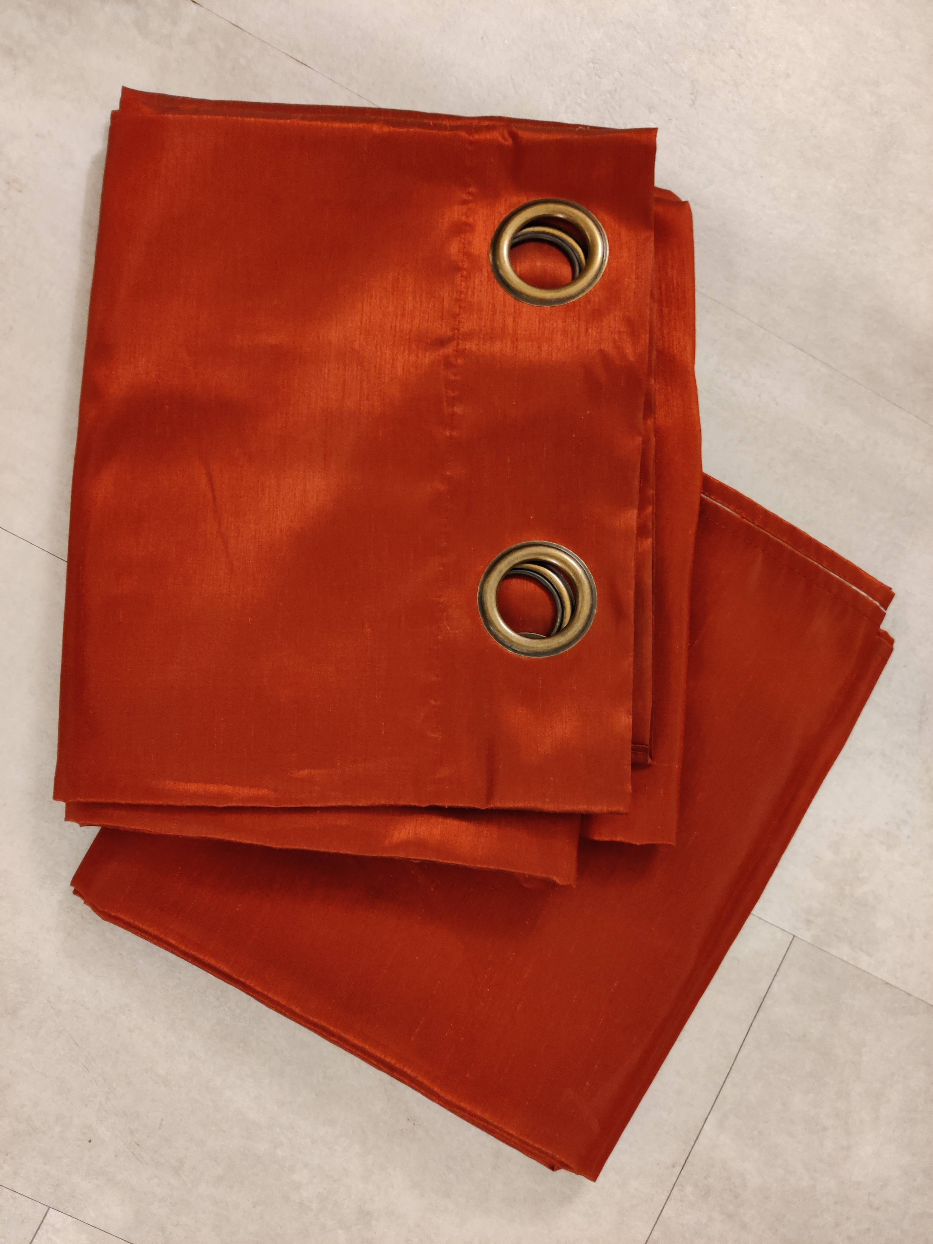 Beaux rideaux en soie sauvage rouge sur Gens de Confiance