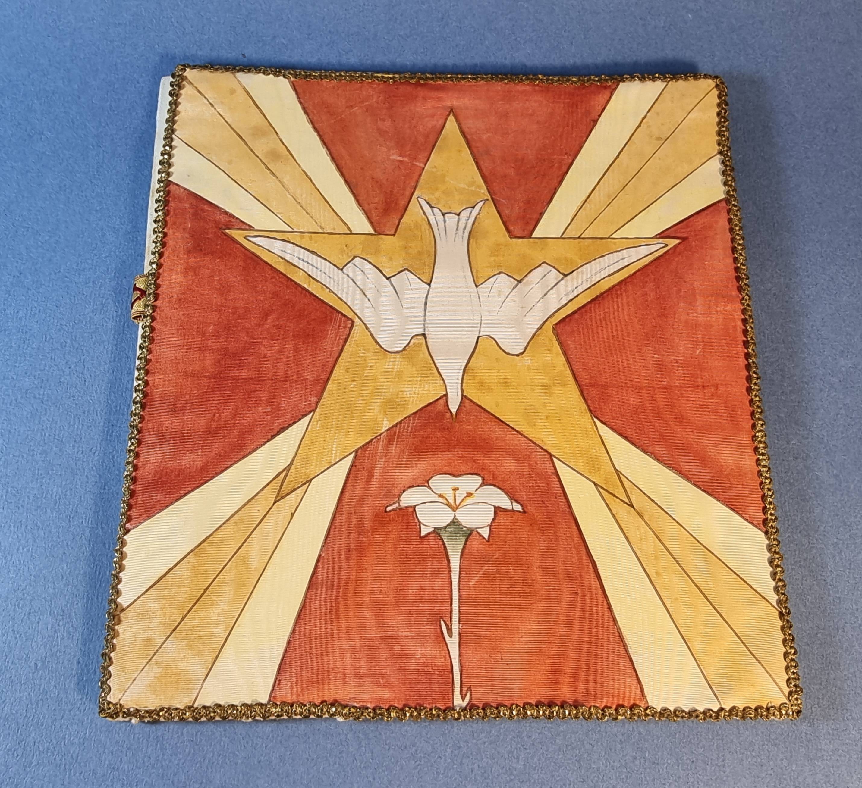 Belle bourse en soie peinte à décor d’une colombe et un corporal en lin ...