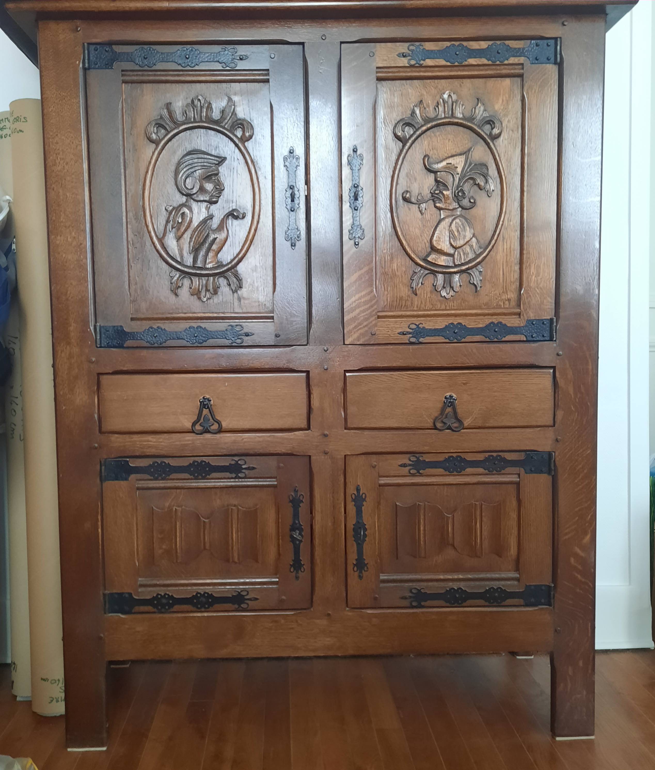 Buffet deux-corps Vaisselier Sculptures en relief Ferrures en métal ...