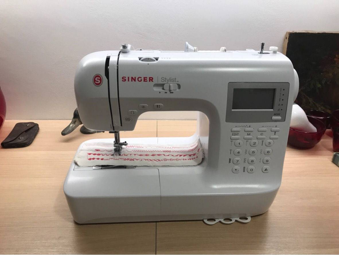 Machine à coudre Singer 9100 Stylist sur Gens de Confiance