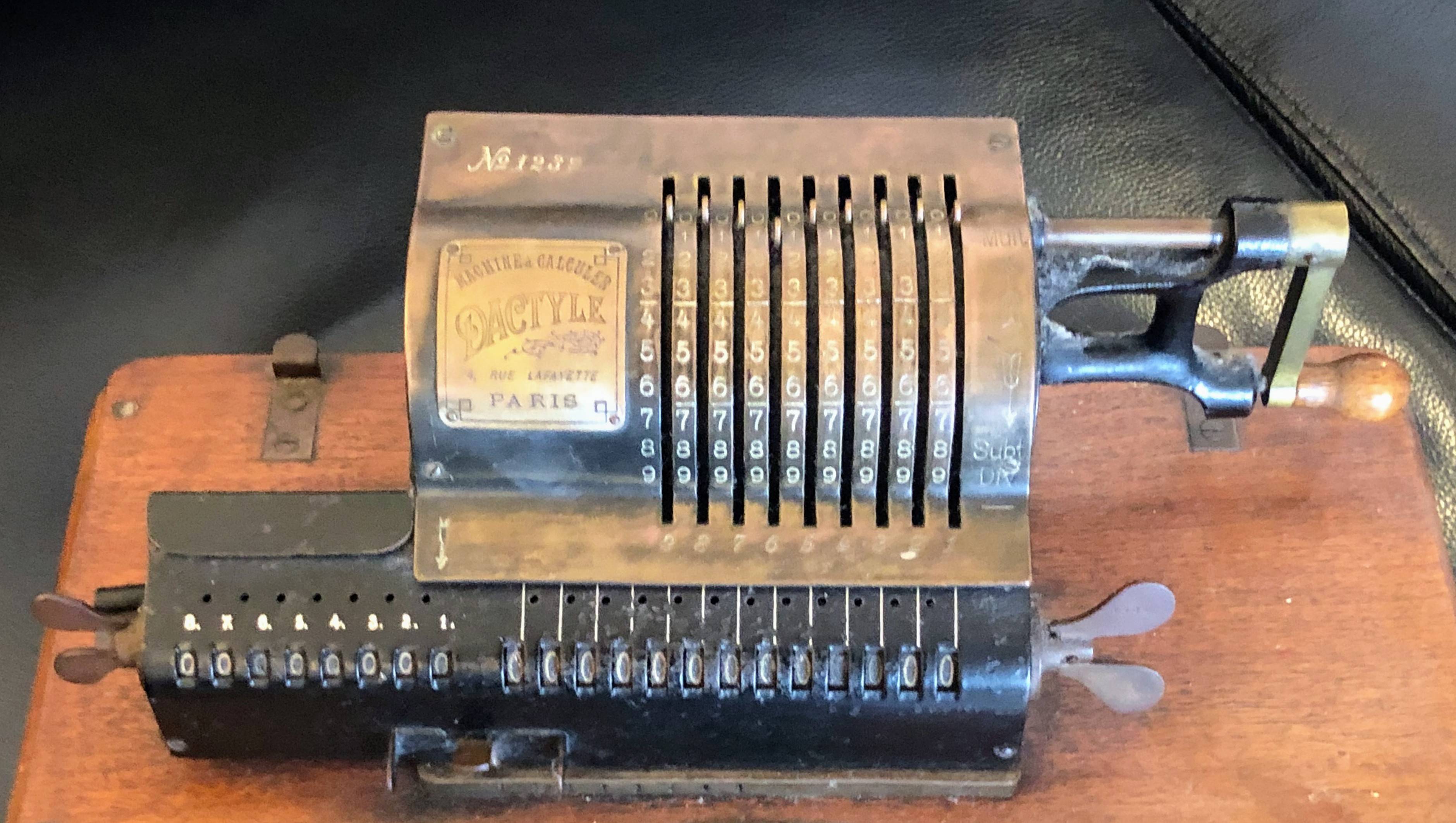 Calculatrice mécanique - machine à calculer sur Gens de Confiance