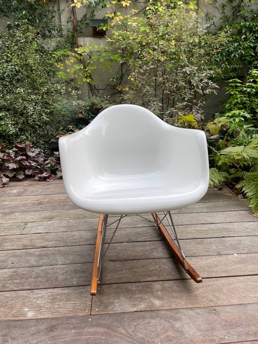 Chaise à bascule style Eames sur Gens de Confiance