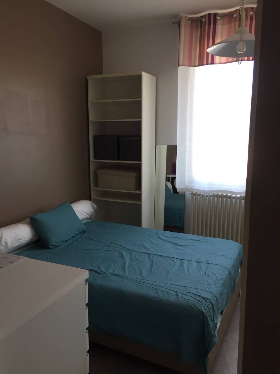 Loue chambre lumineuse de 12m² et sa salle de bain privative dans une ...