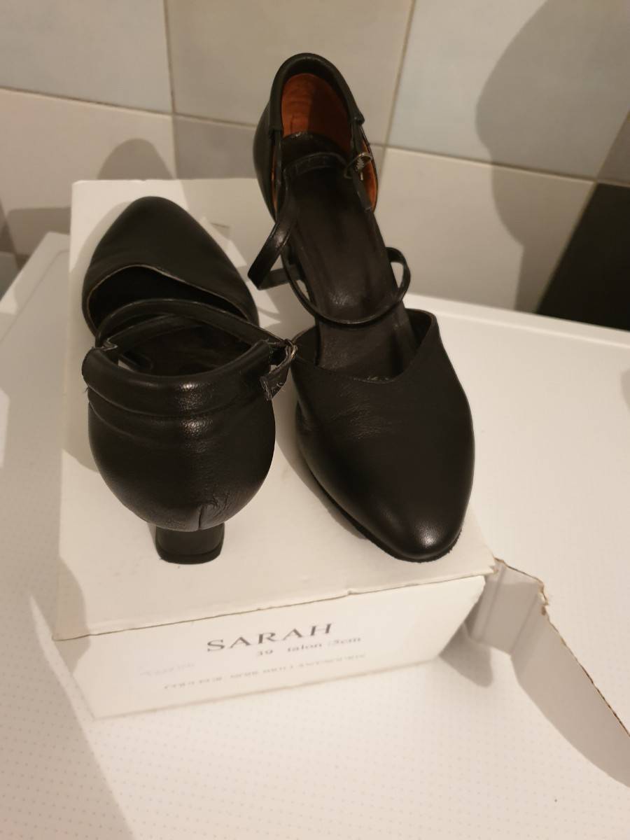 Chaussures de danse latine - Pointure 39 sur Gens de Confiance