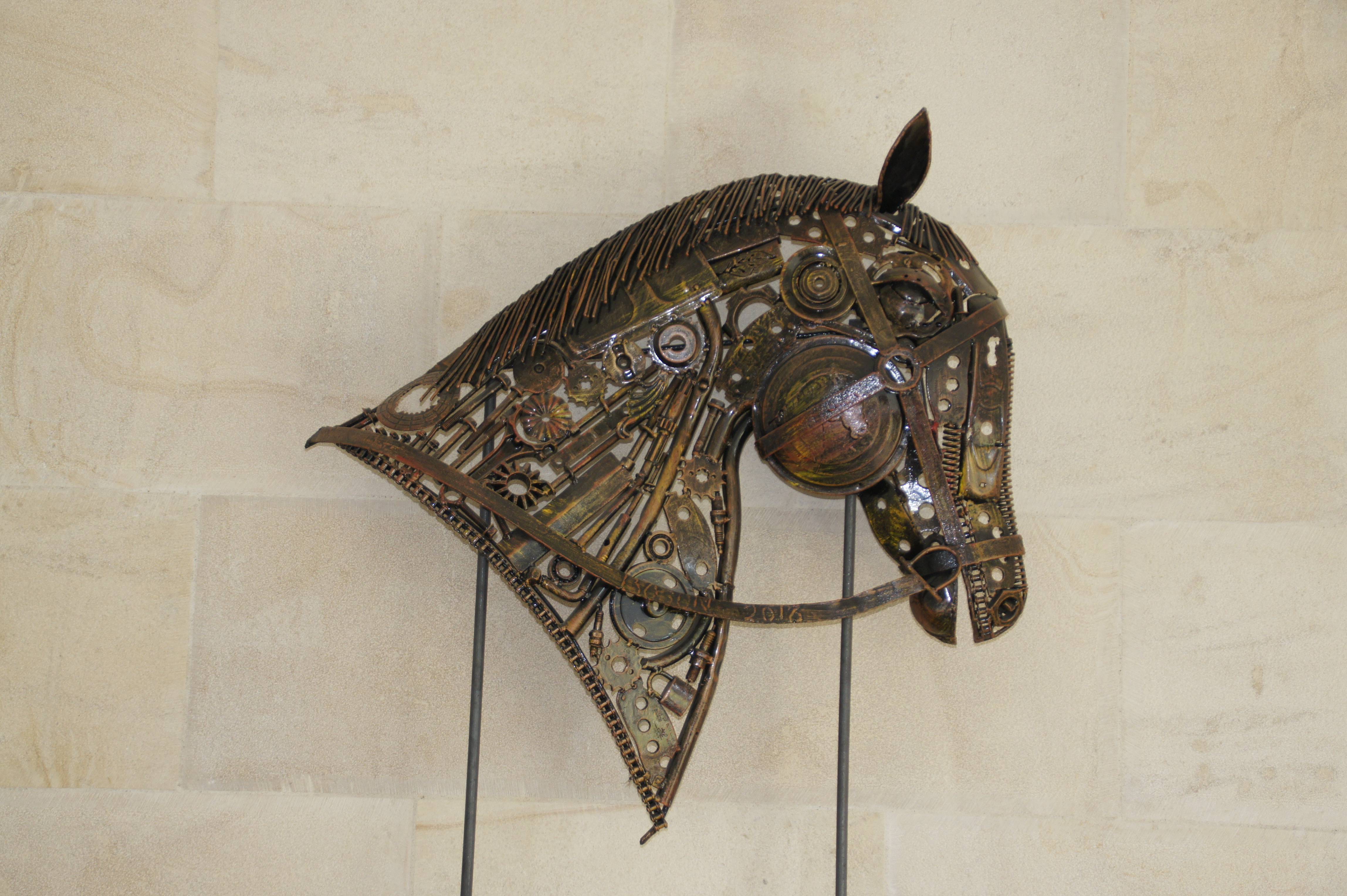 Tête de cheval en fer forgé sur Gens de Confiance