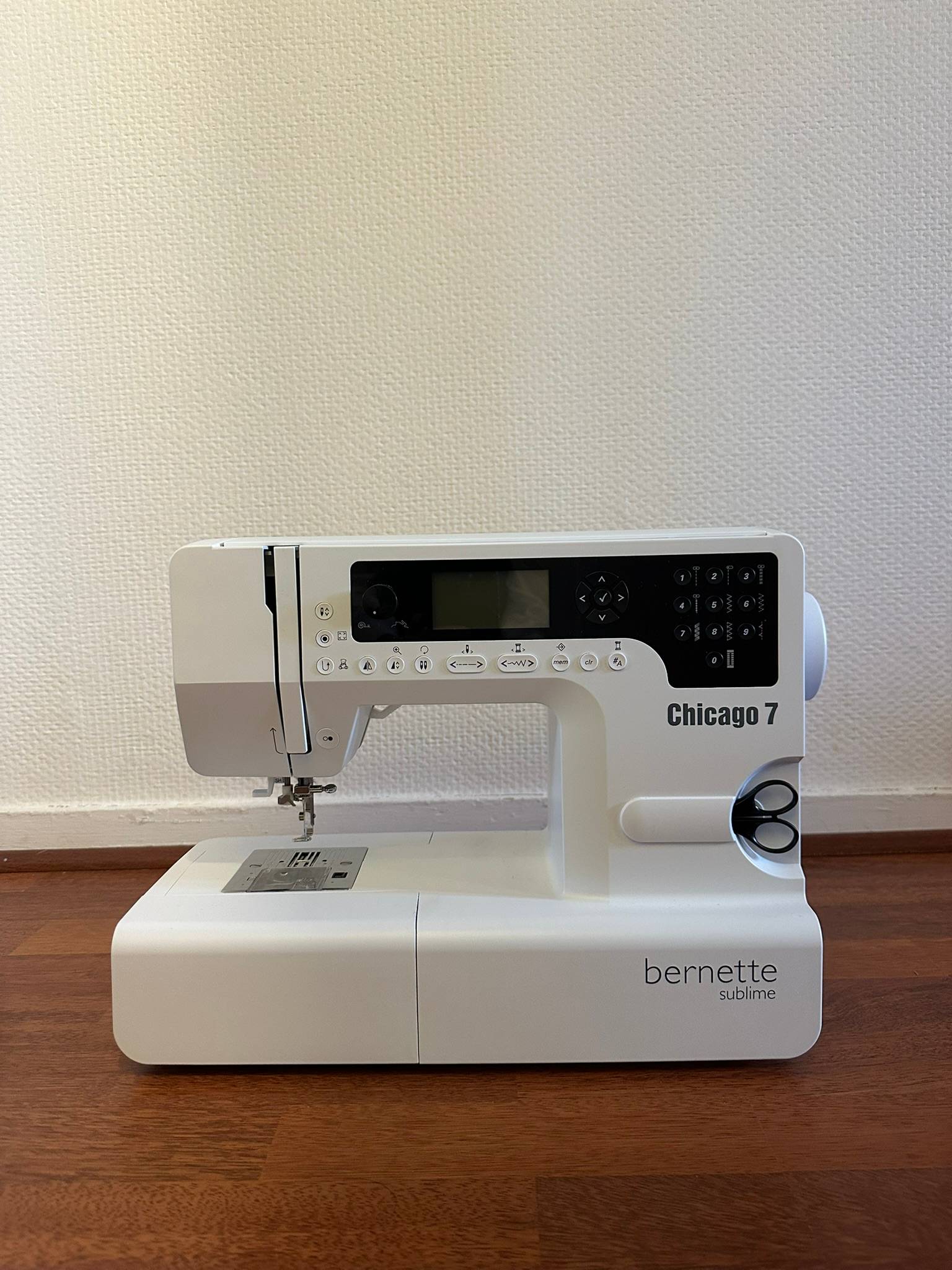 BERNETTE CHICAGO 7 machine à coudre et à broder sur Gens de Confiance