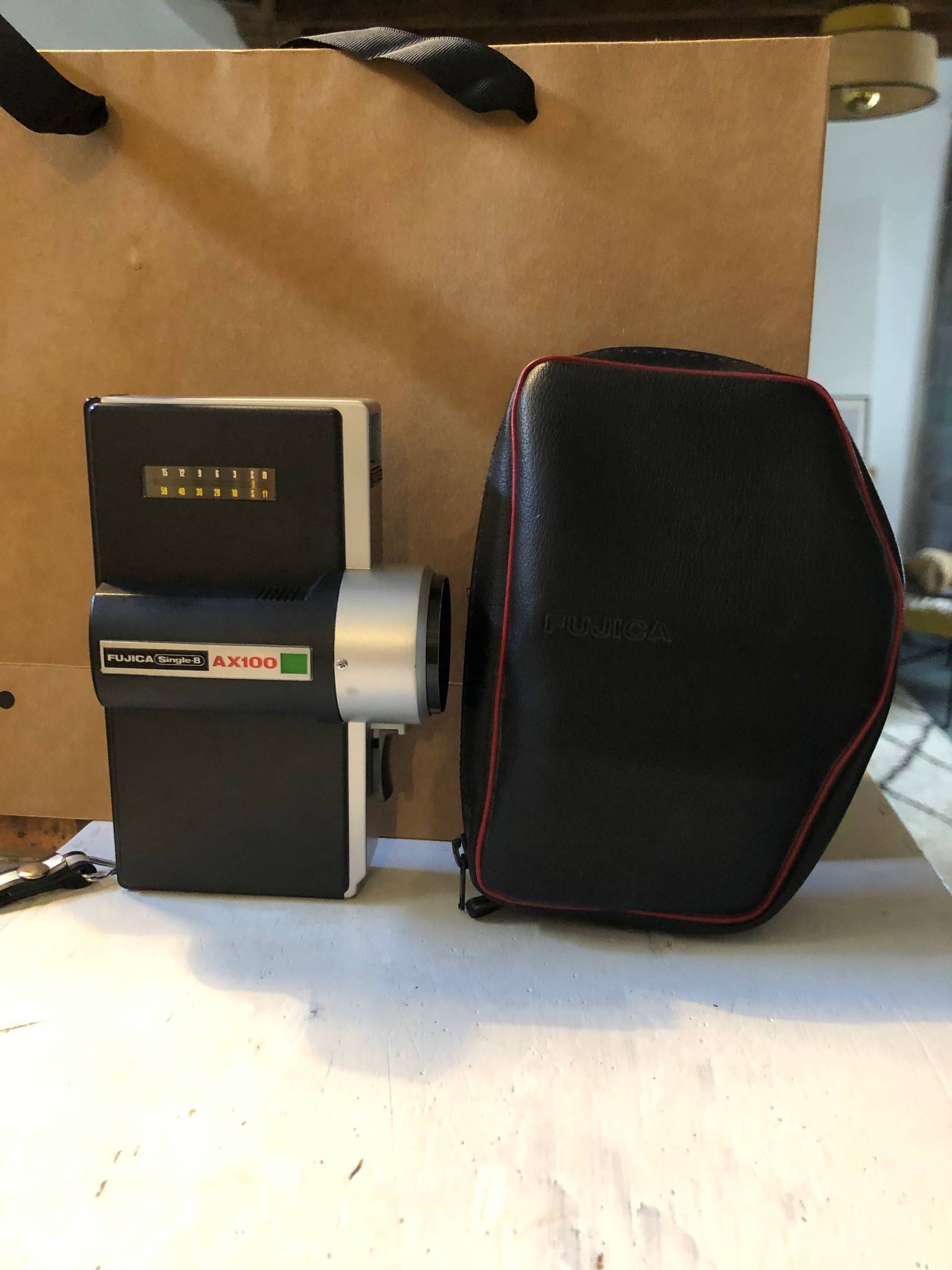 Caméra FUJICA Single-B AX100 sur Gens de Confiance