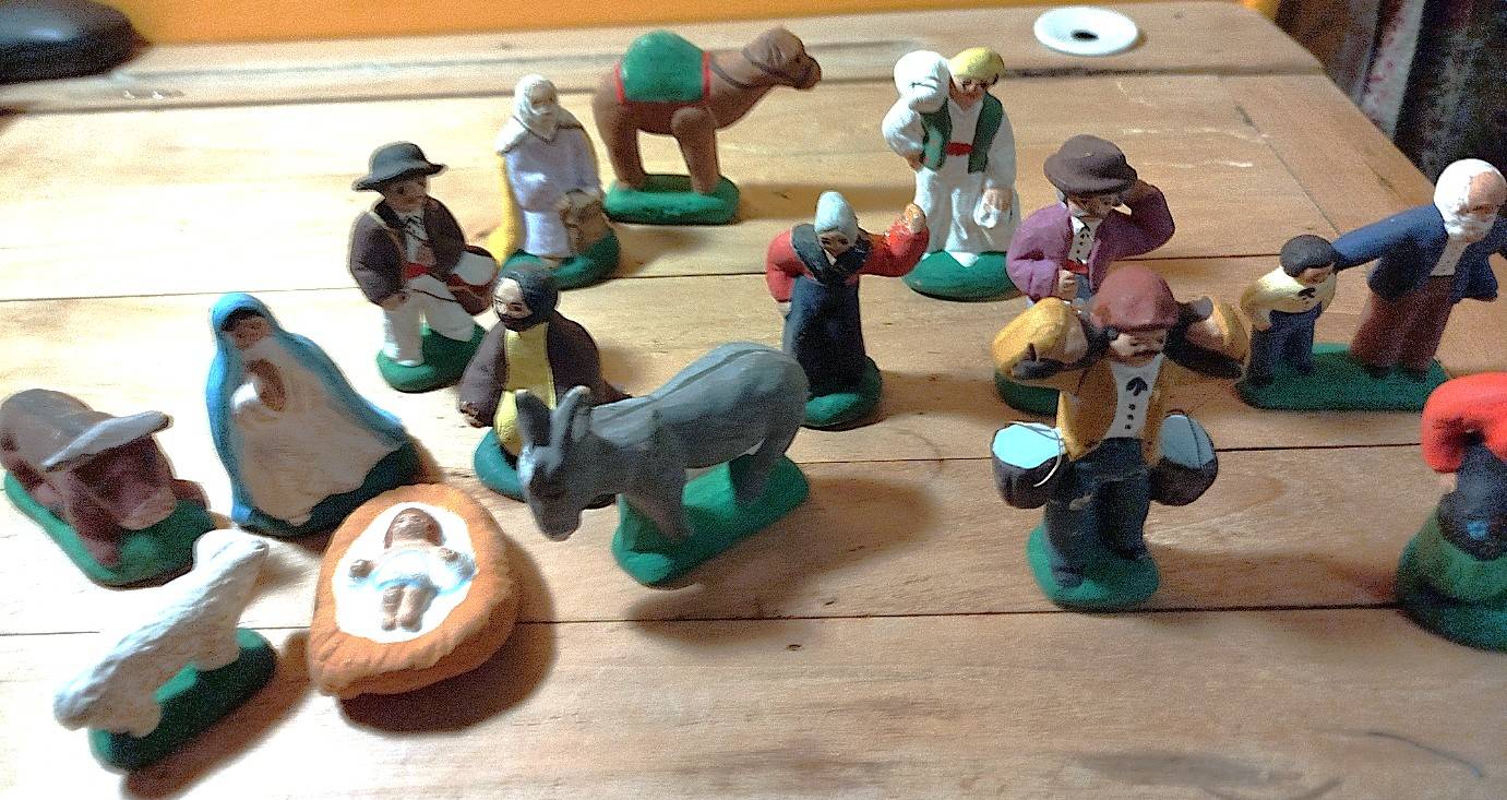 Crèche provençale de Noël : 15 santons sur Gens de Confiance