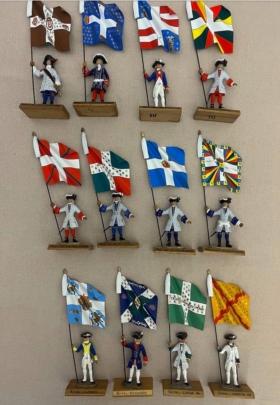 12 Figurines Historiques Guy Renaud signées Porte-drapeau de douze ...