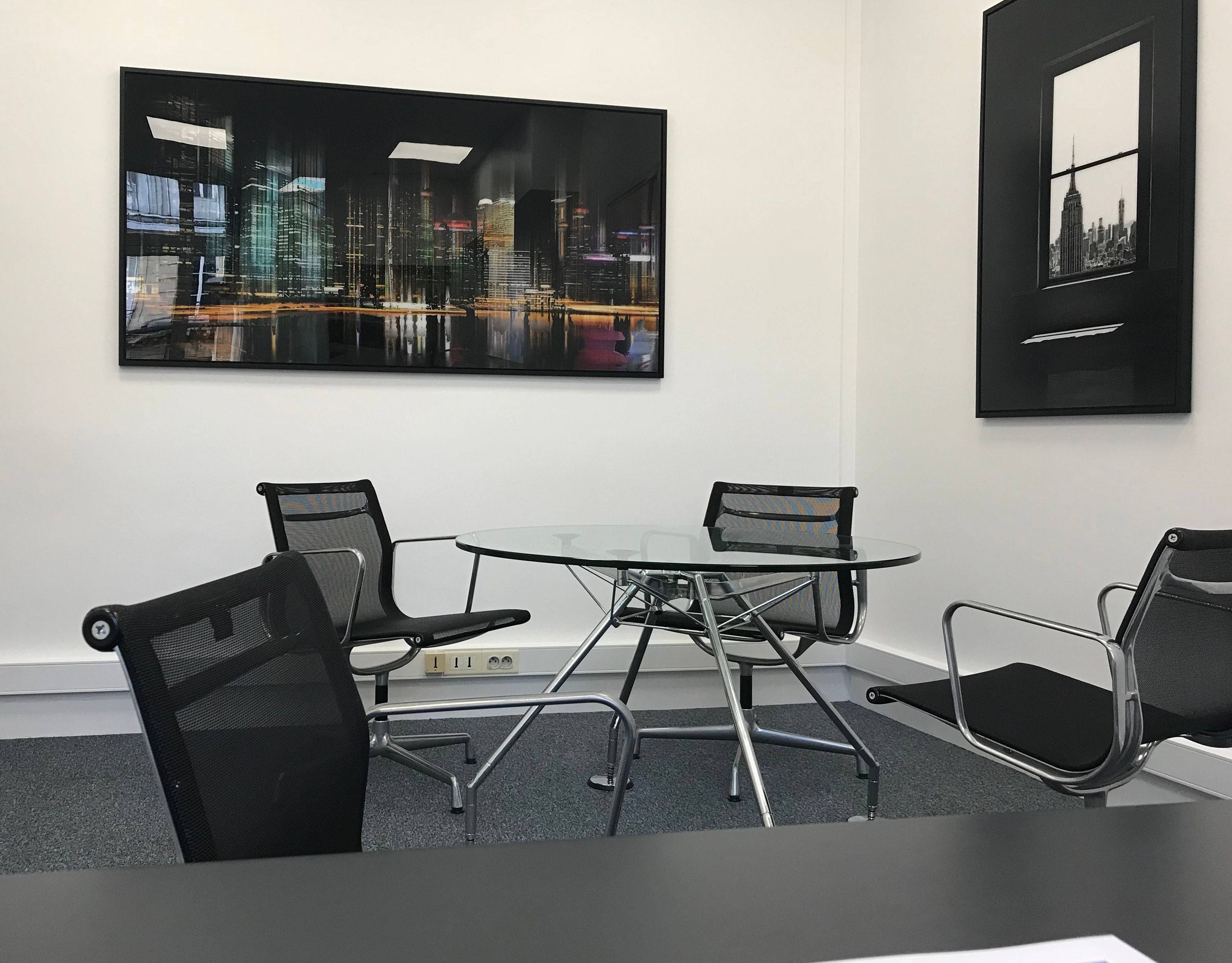 Vends table ronde de réunion Nomos, design Norman Foster sur Gens de ...