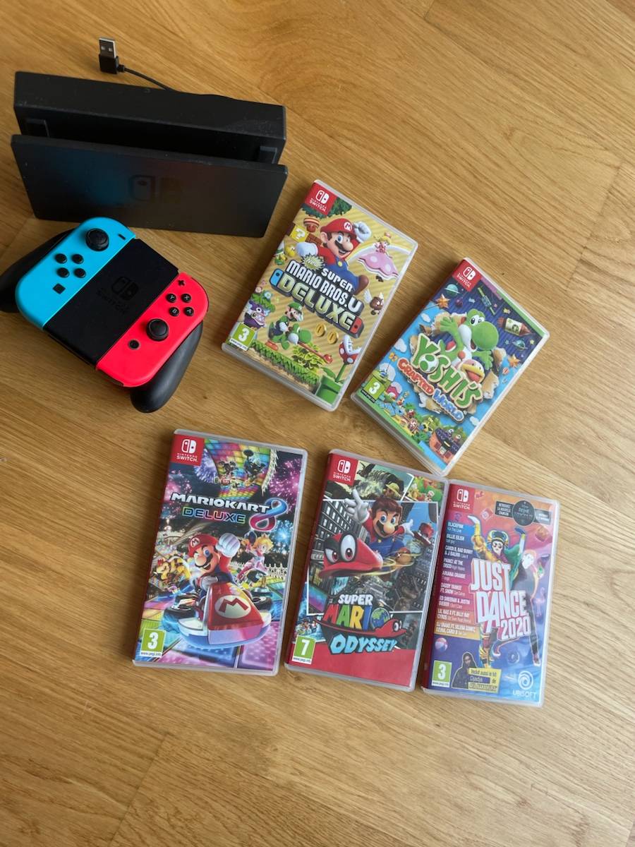 À vendre jeux switch avec manettes et chargeur on Gens de Confiance