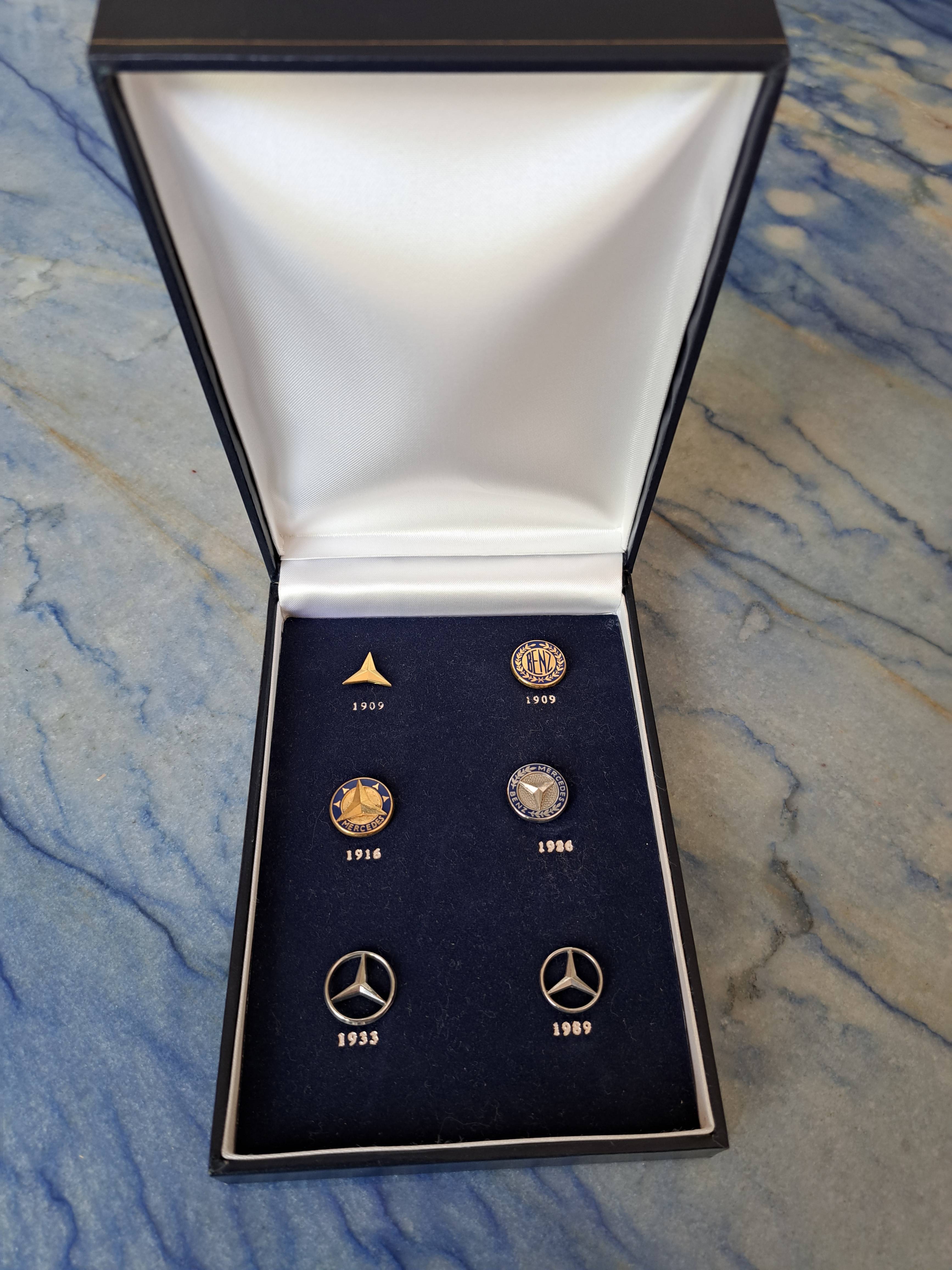 Coffret de 6 pin’s logos Mercedes Arthus Bertrand sur Gens de Confiance