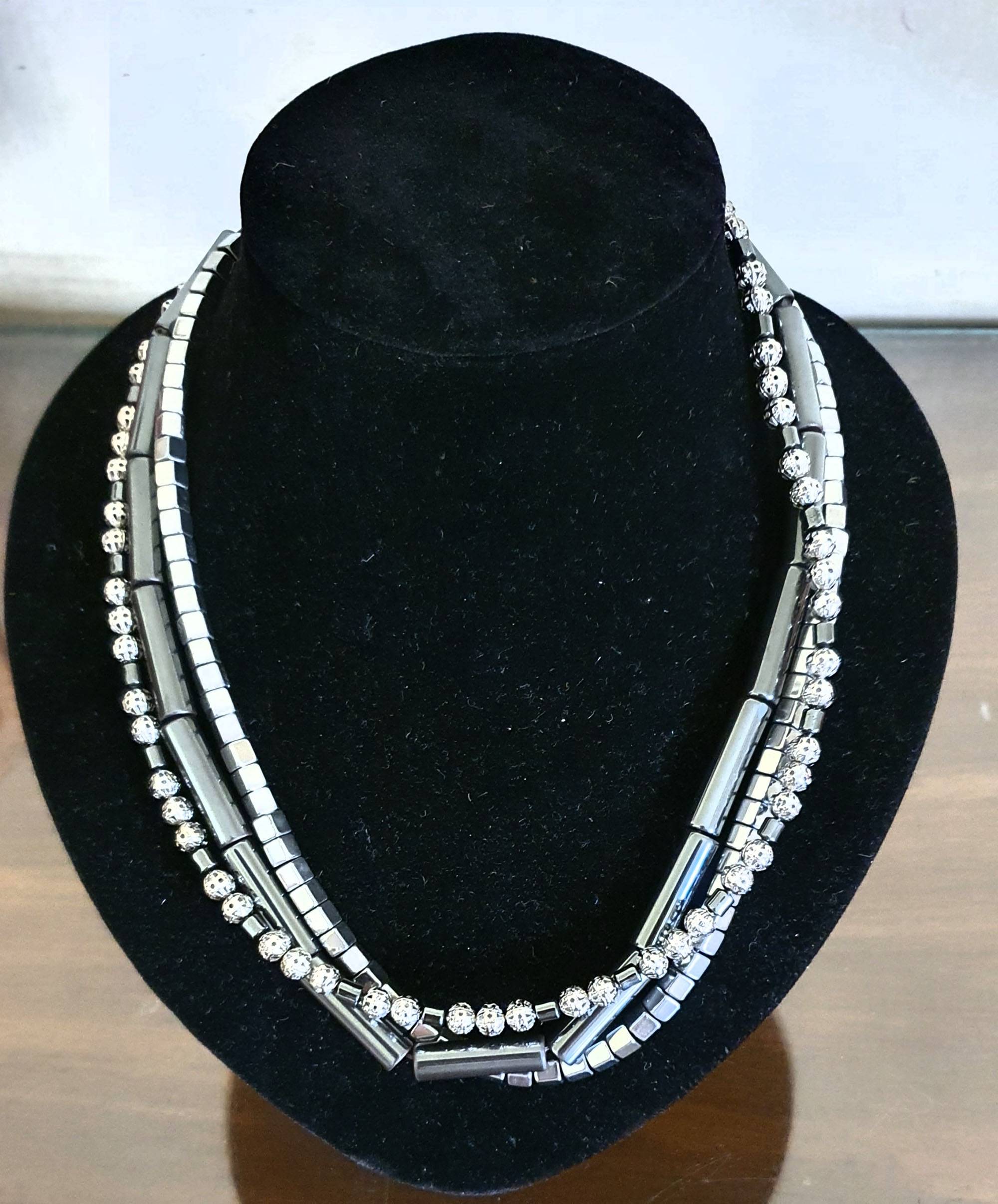 Collier artisanal citadin… Perles multiformes en acier et metal argente ...