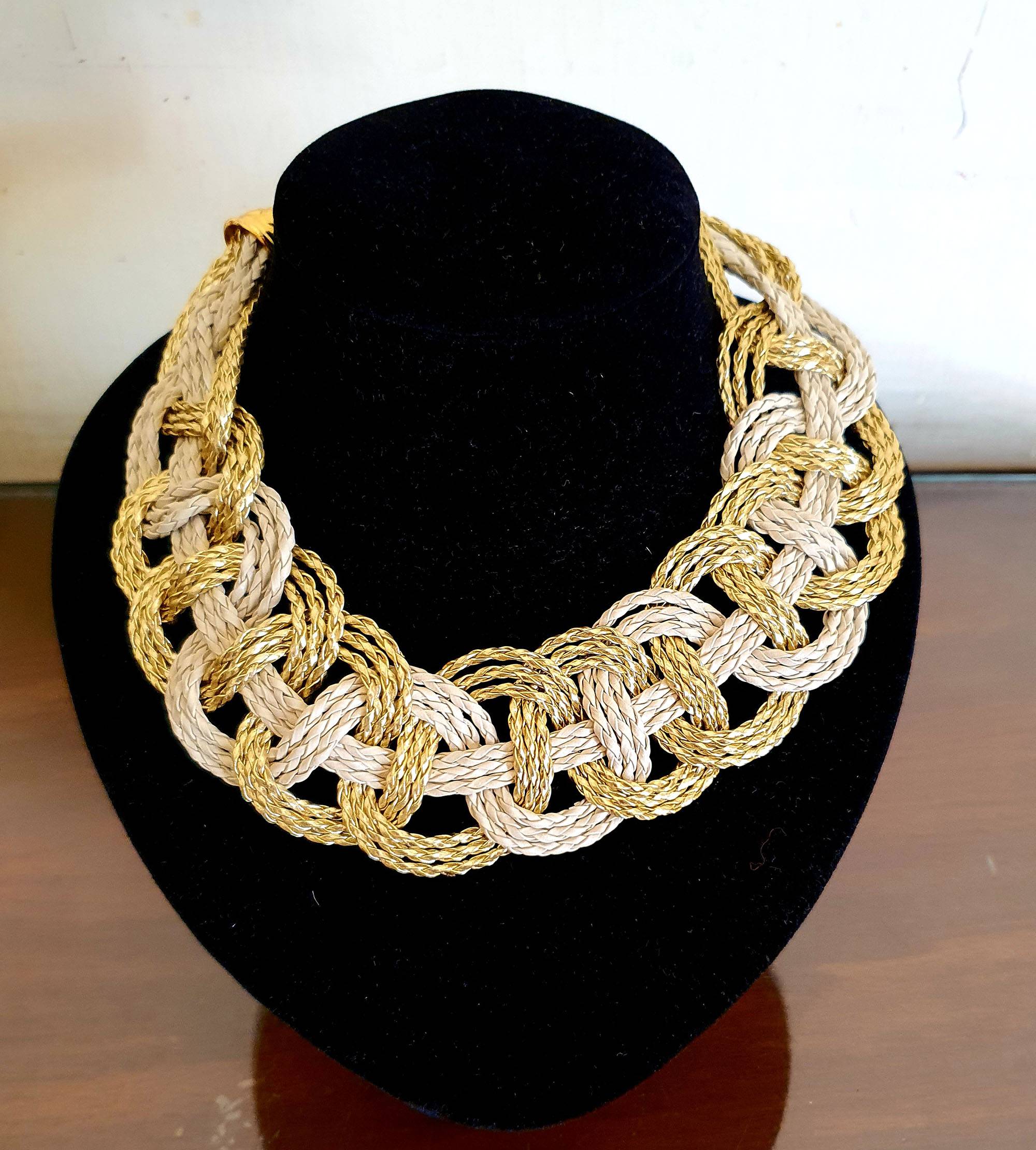 Collier plat artisanal. En cordons de cuir tresses dores et creme ...