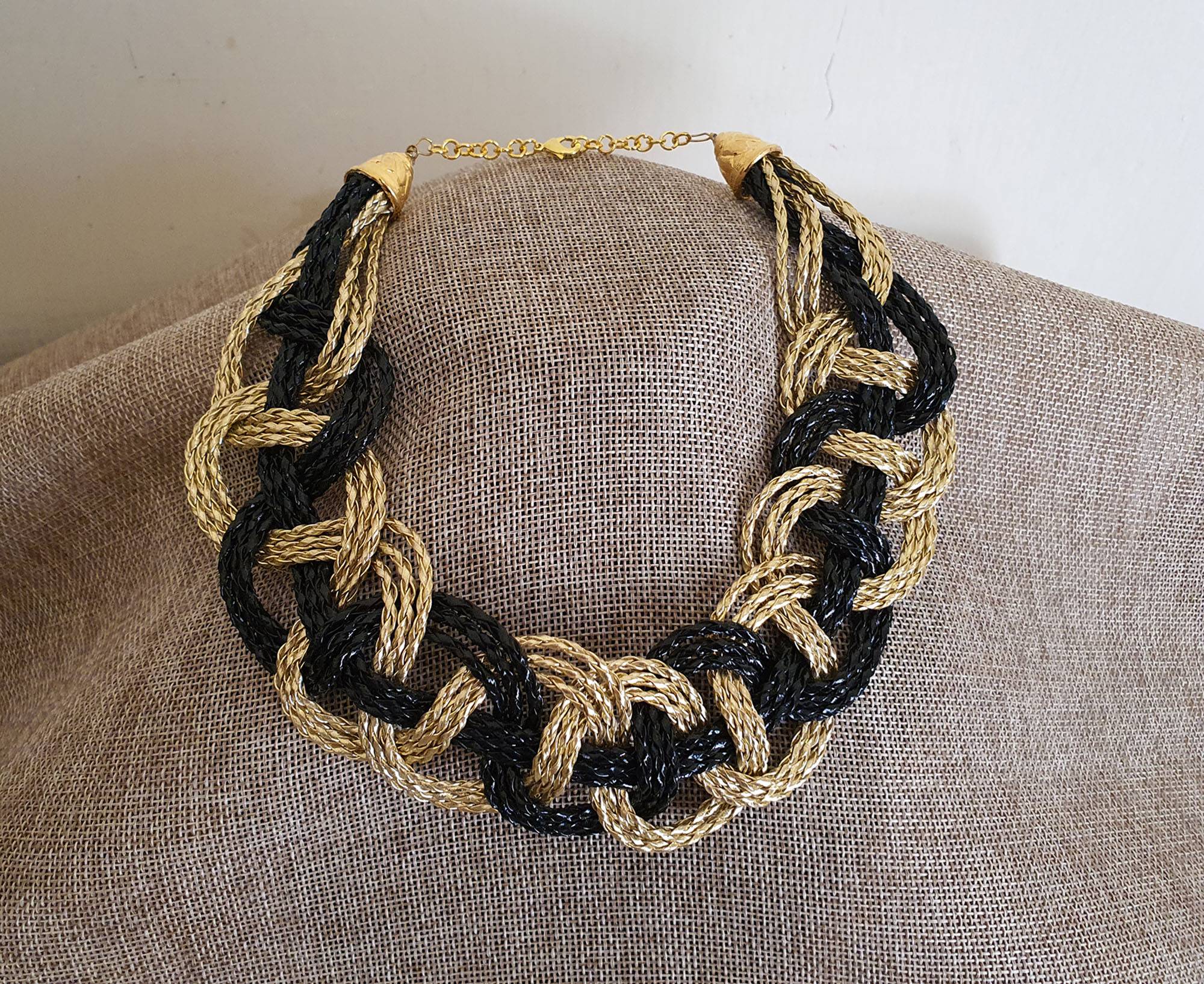 Collier plat noir et dore. Fins cordons de cuir tresse. Fait main ...