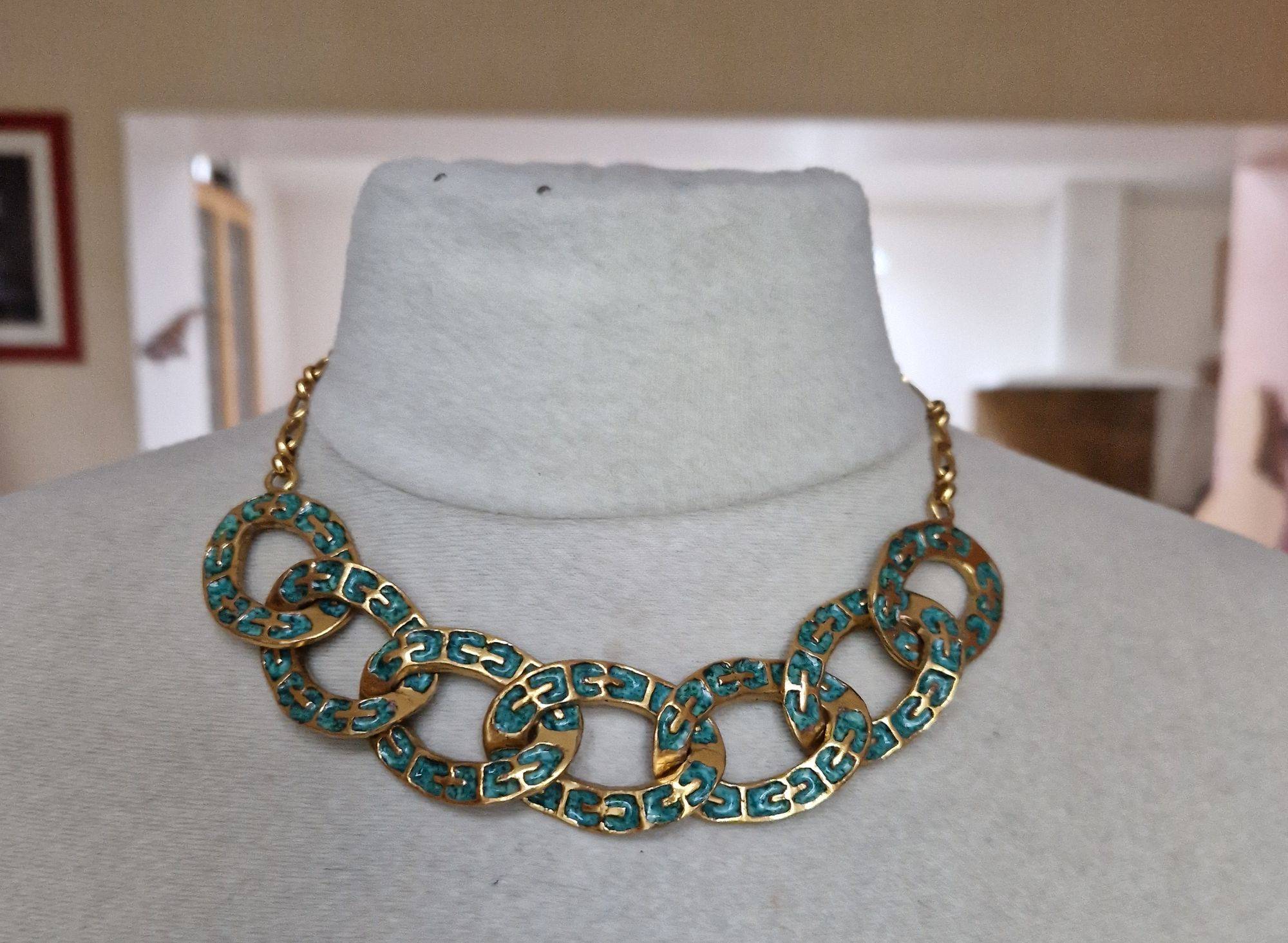 Joli collier fantaisie ancien en métal doré émaillé vert dans sa boite ...