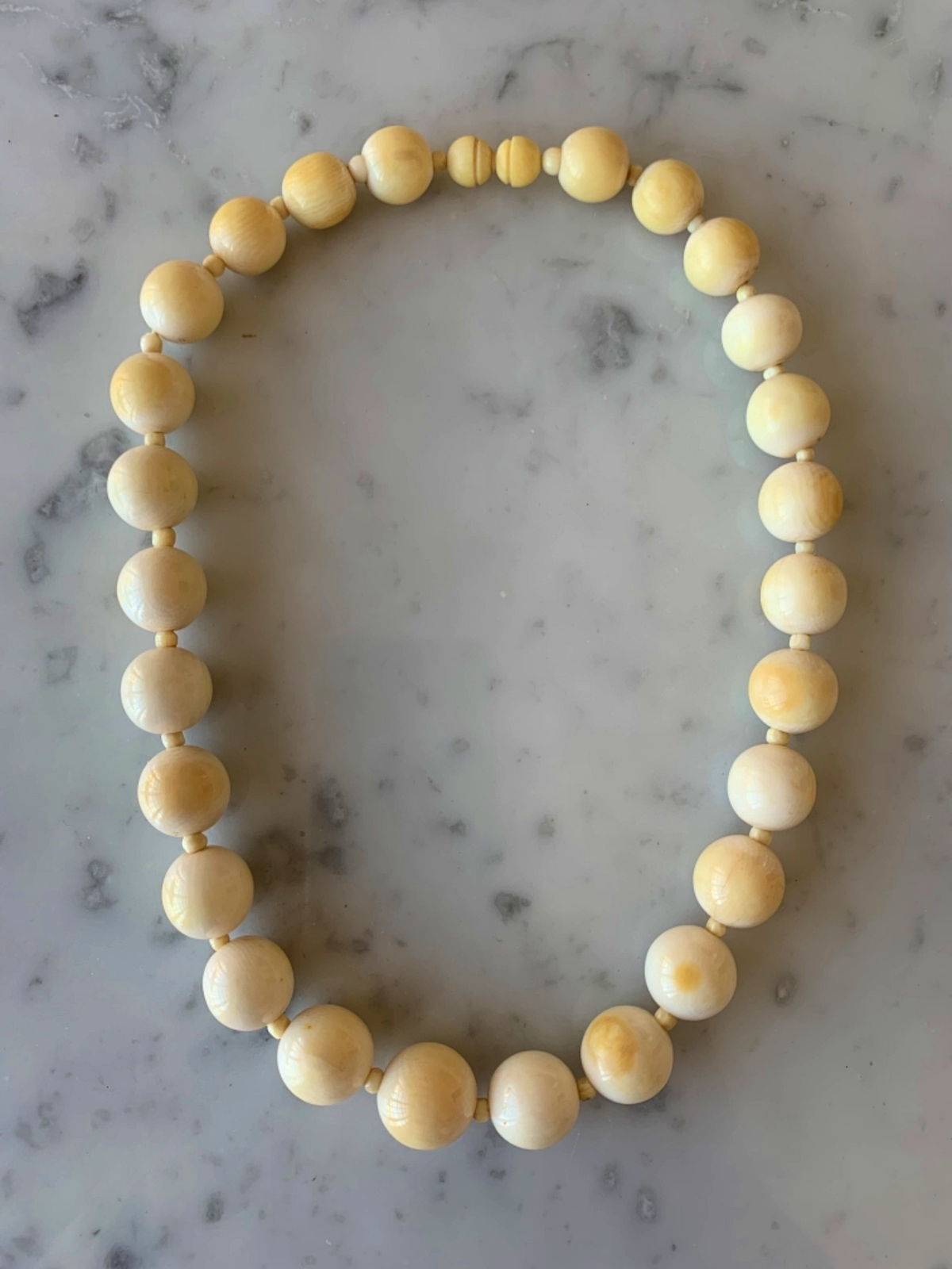 Beau collier en ivoire TBE sur Gens de Confiance