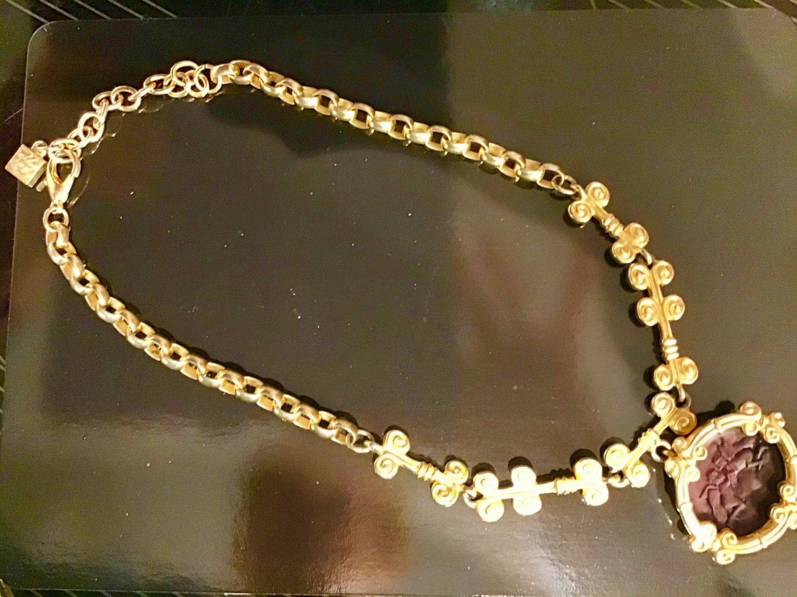 Collier pendentif Karl Lagerfeld sur Gens de Confiance