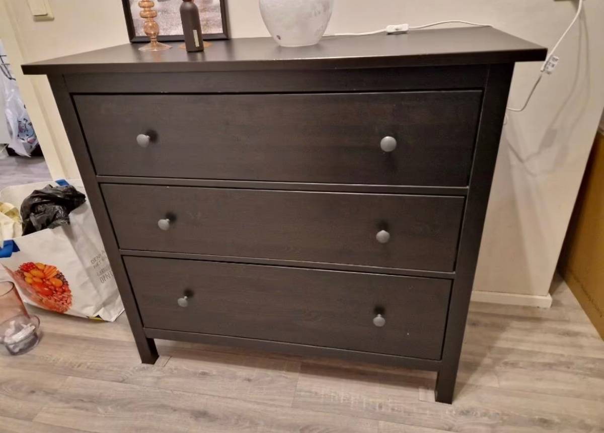 Commode Ikea Hemnes noire sur Gens de Confiance