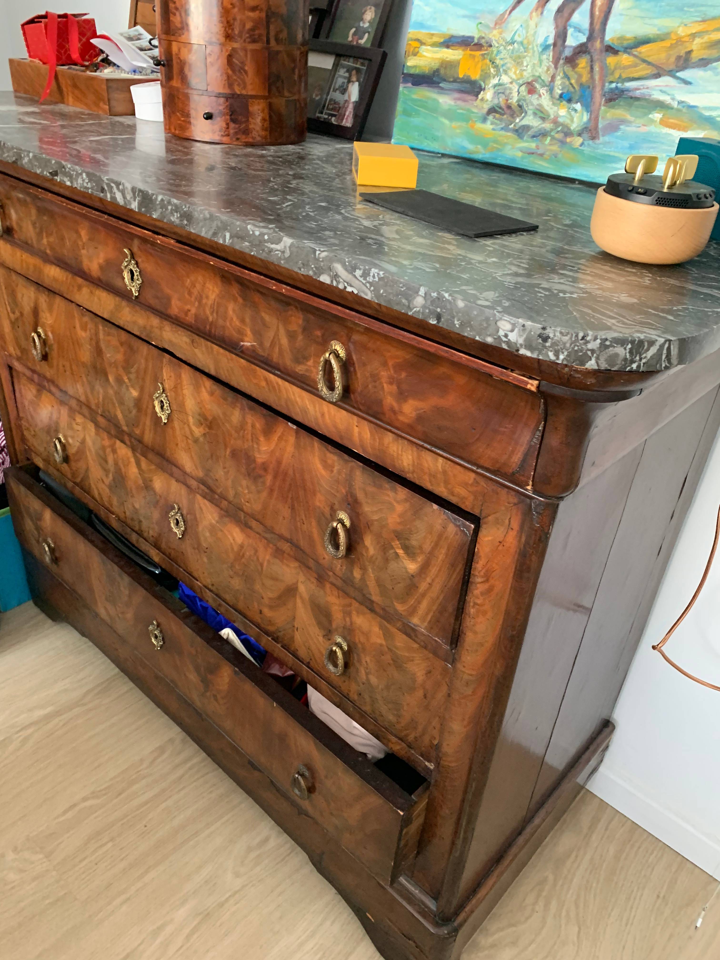Commode louis Philippe avec beau dessus marbre sur Gens de Confiance