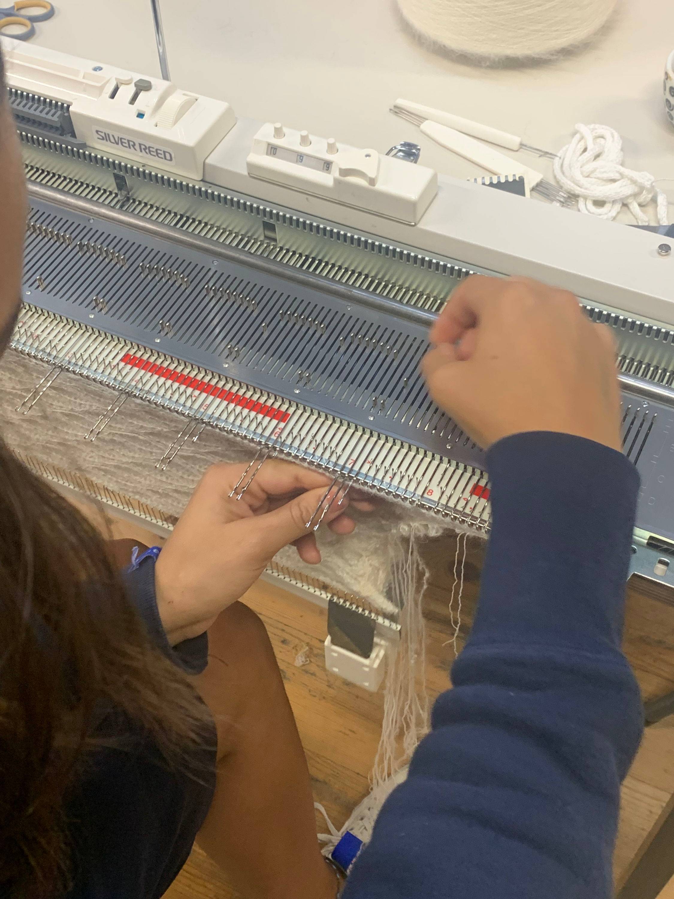 Propose cours de machine à tricoter, tissage, teinture, feutrage ...
