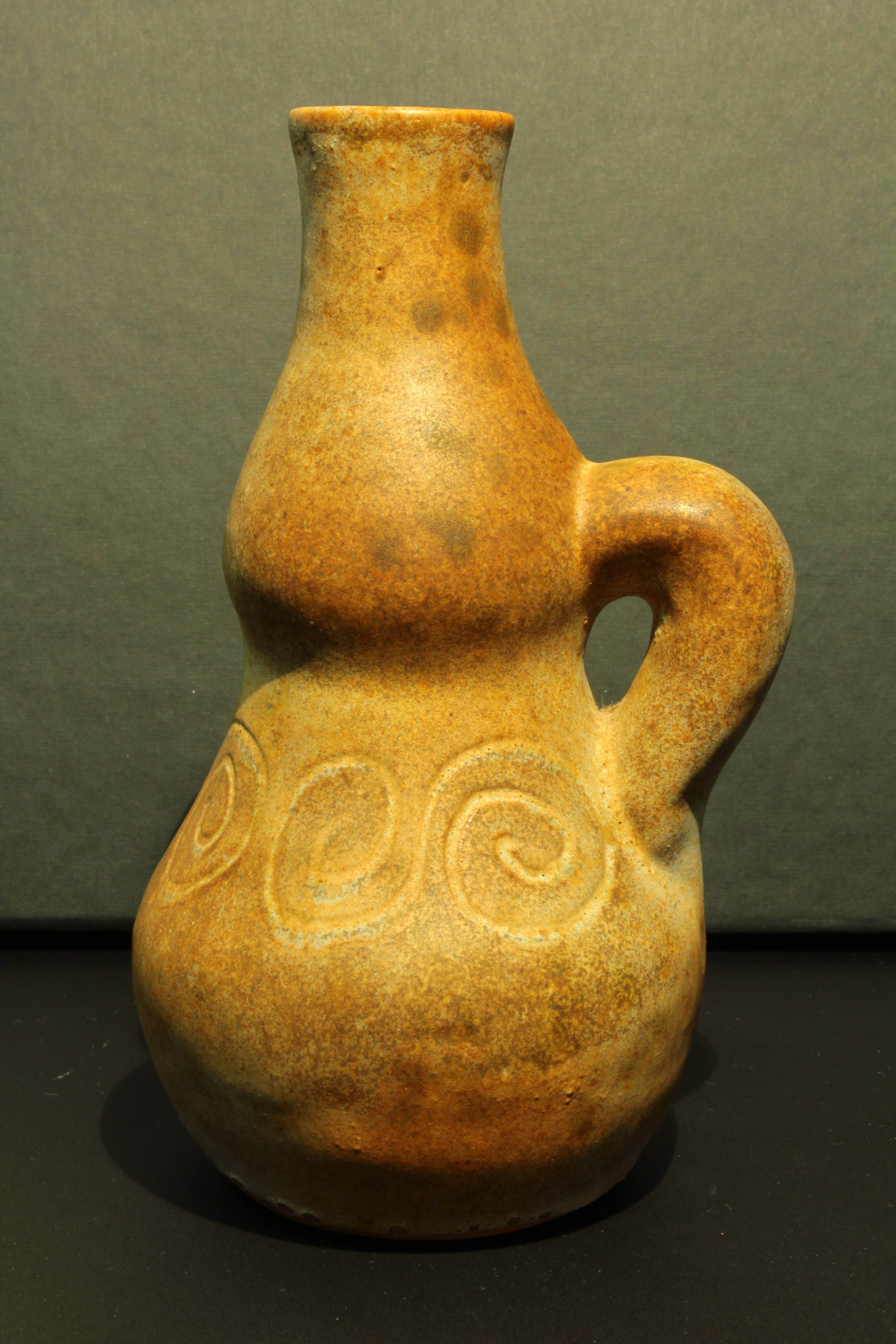 Cruche en céramique à décor incisé par Agnès Escala on Gens de Confiance