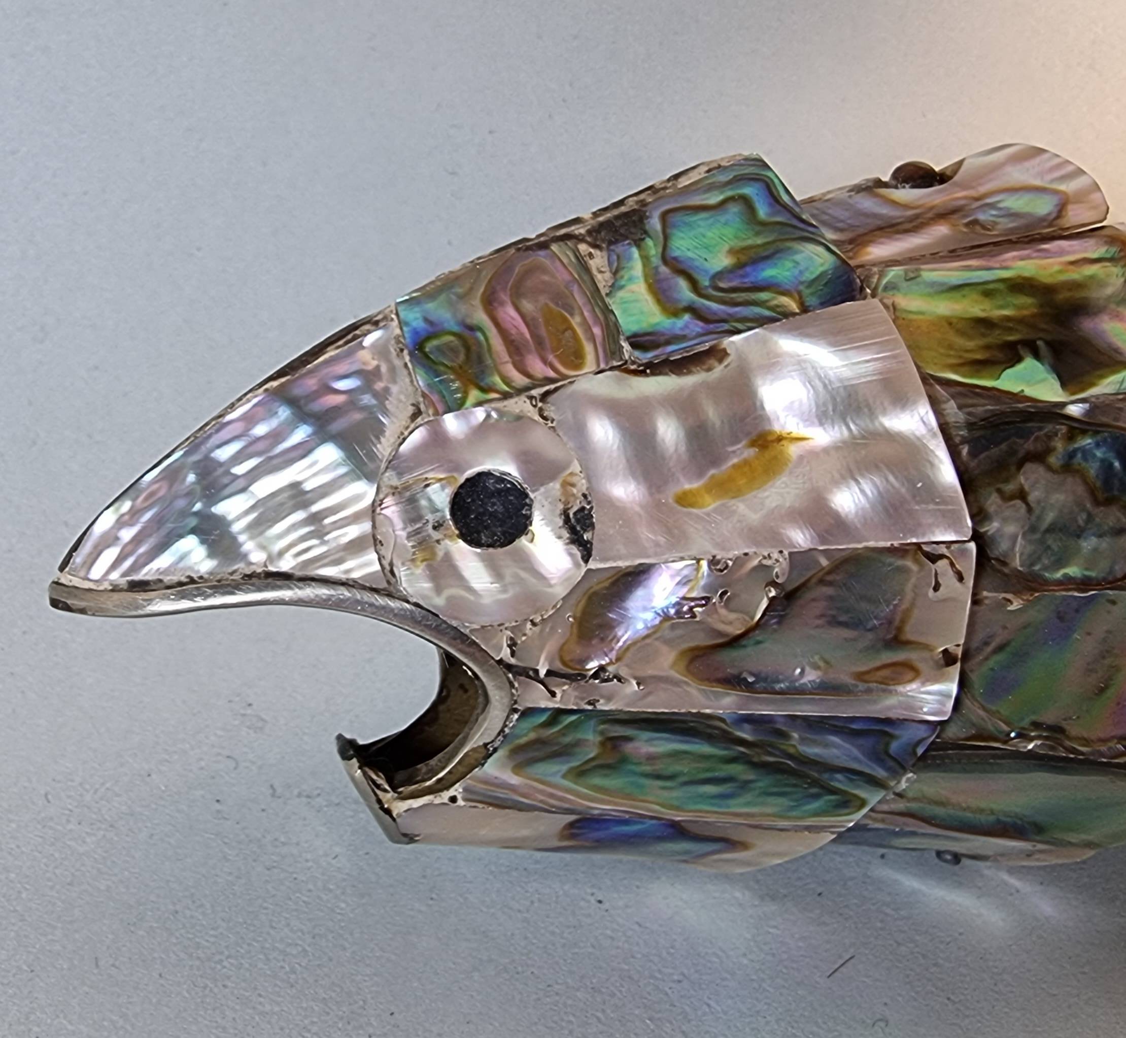 Rare et élégant poisson articulé en nacre formant ouvre-bouteille sur ...