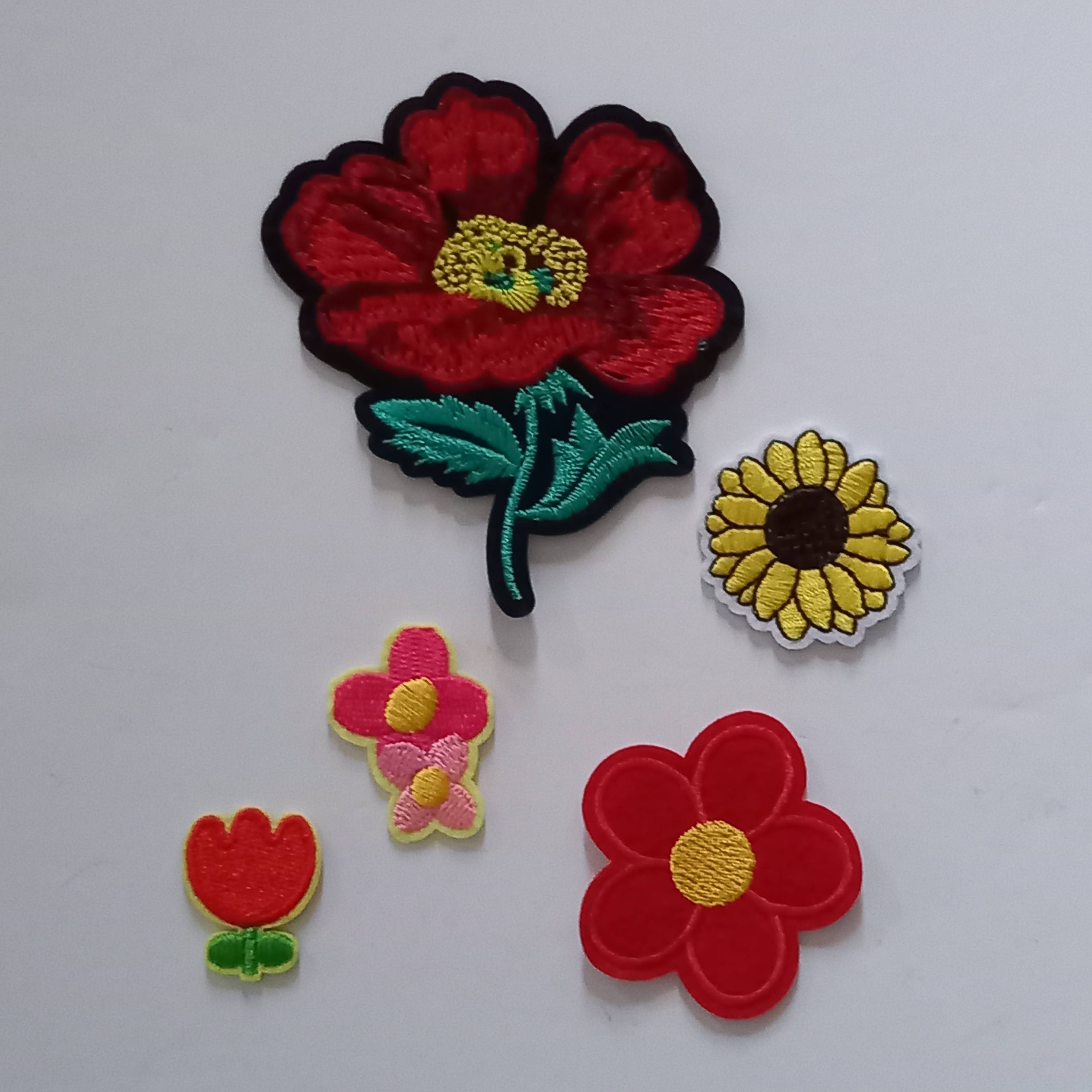 Lot de 5 écussons sur le thème des fleurs sur Gens de Confiance