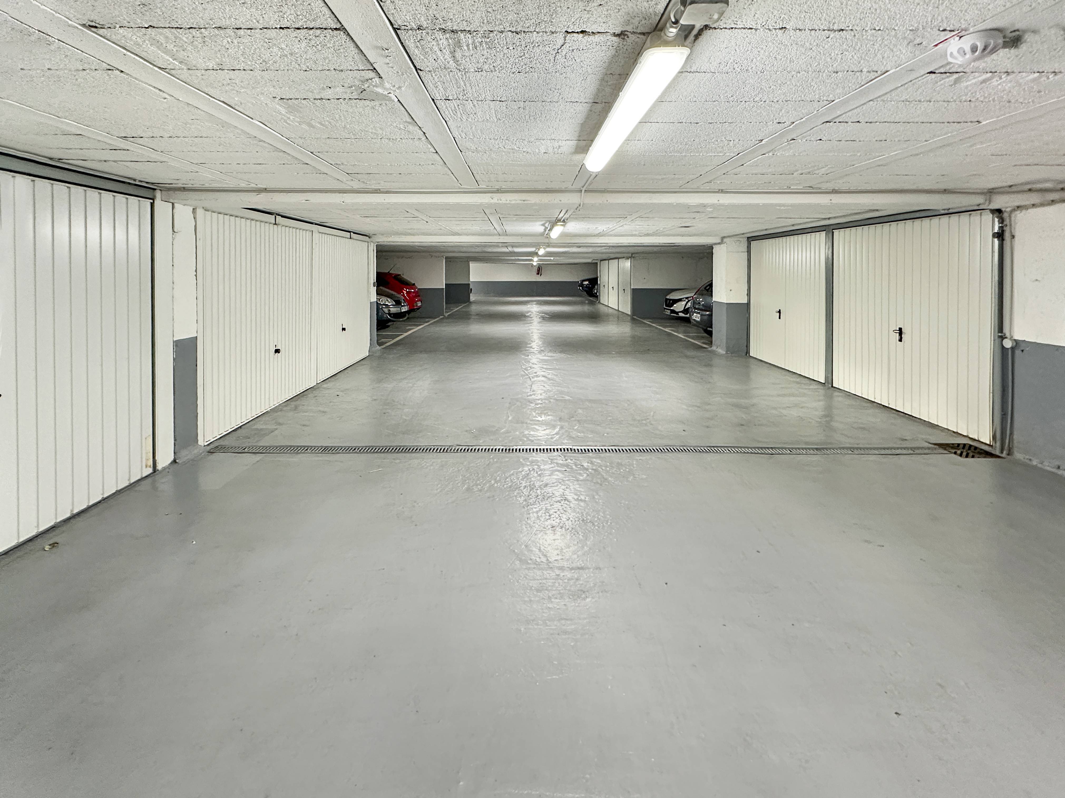 Vends 10 emplacements de parkings et box, loués - 150m², Paris 19ème on ...