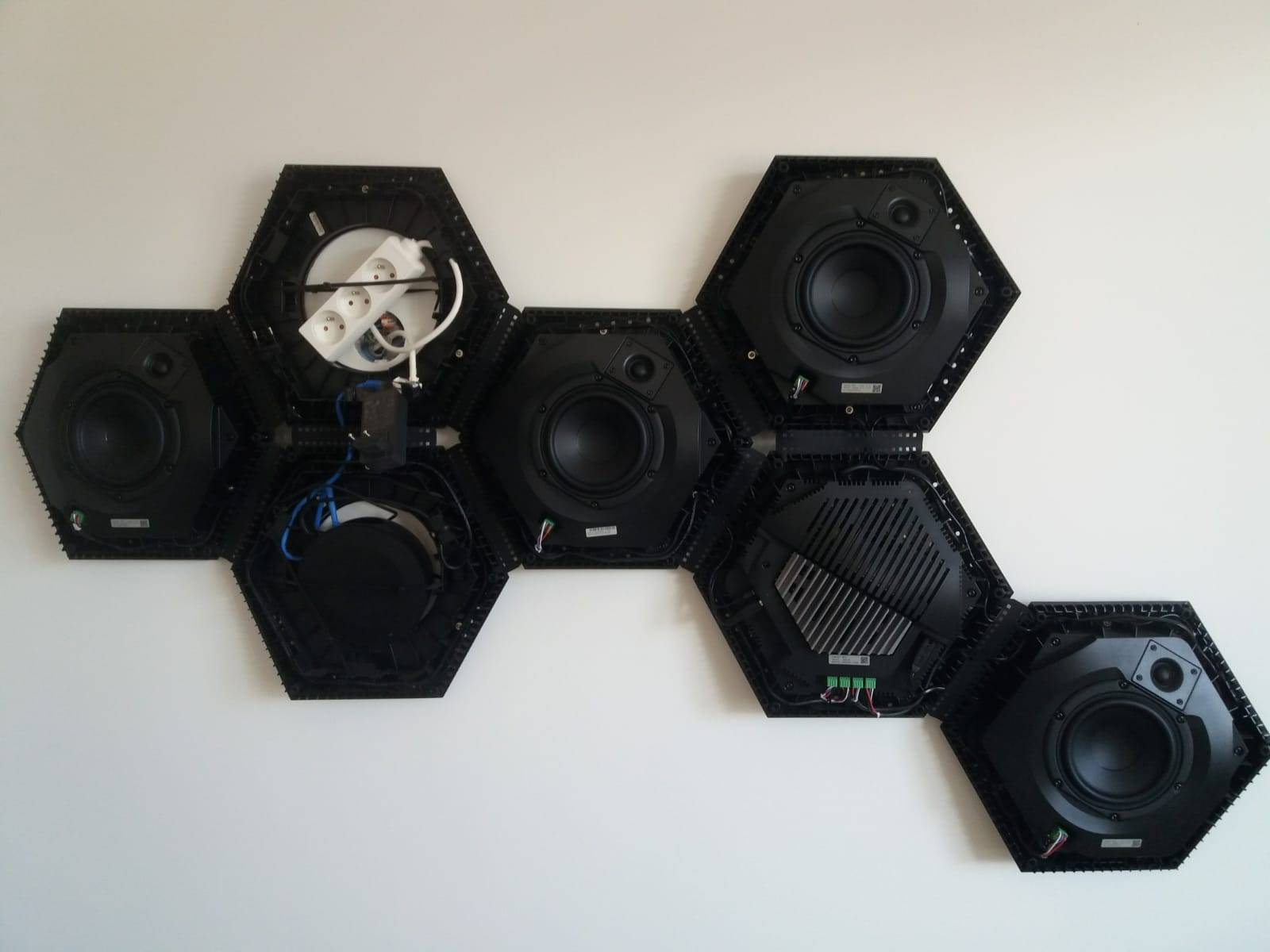 Enceinte connectée : BEO Shape : 7 tiles et 4 haut-parleurs on Gens de ...