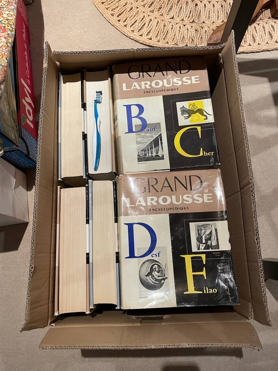 Encyclopédie Larousse en 12 volumes sur Gens de Confiance