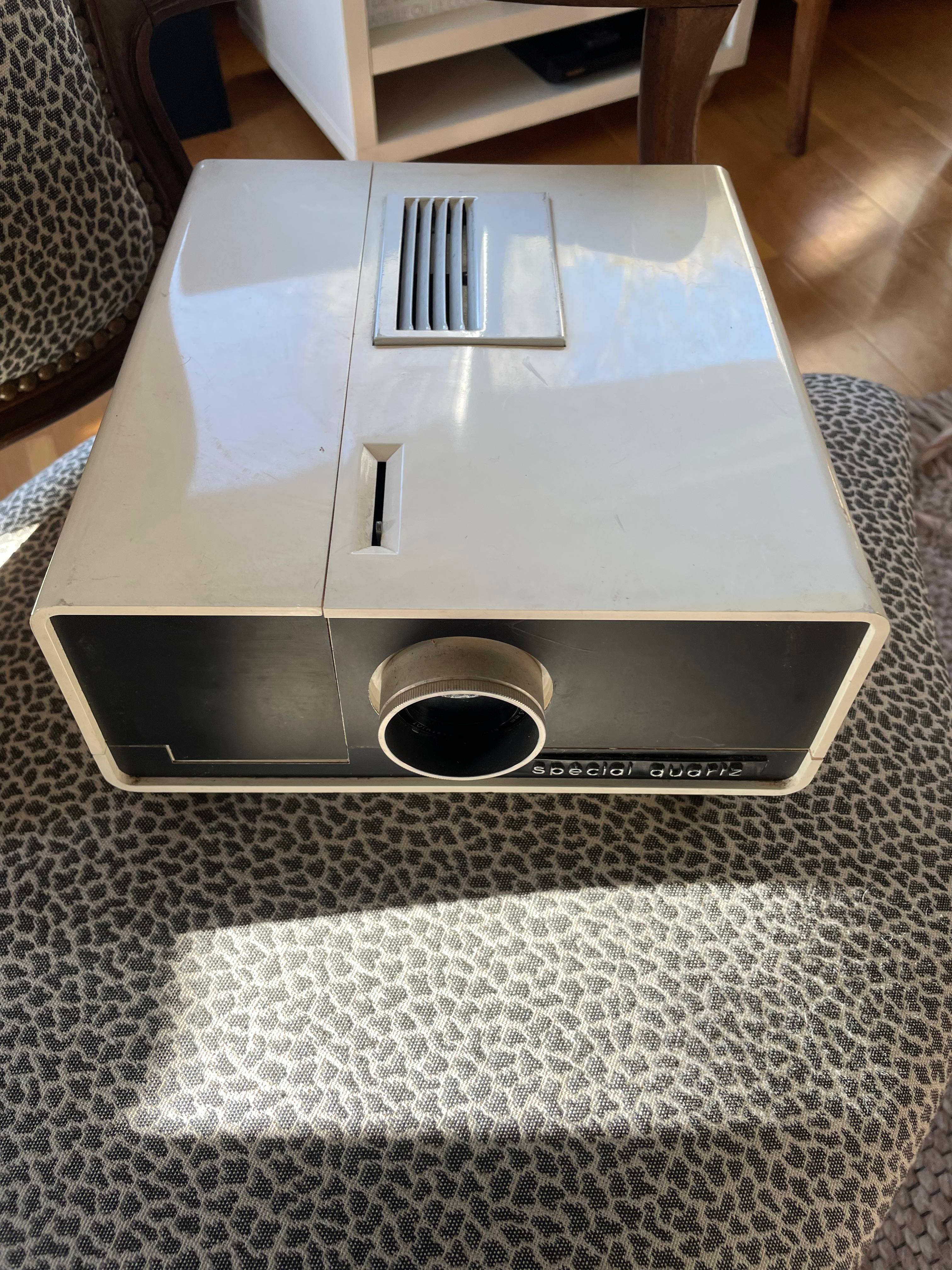 Ensemble projecteur Diapos, projecteur Super 8 Bell et Howel et table ...