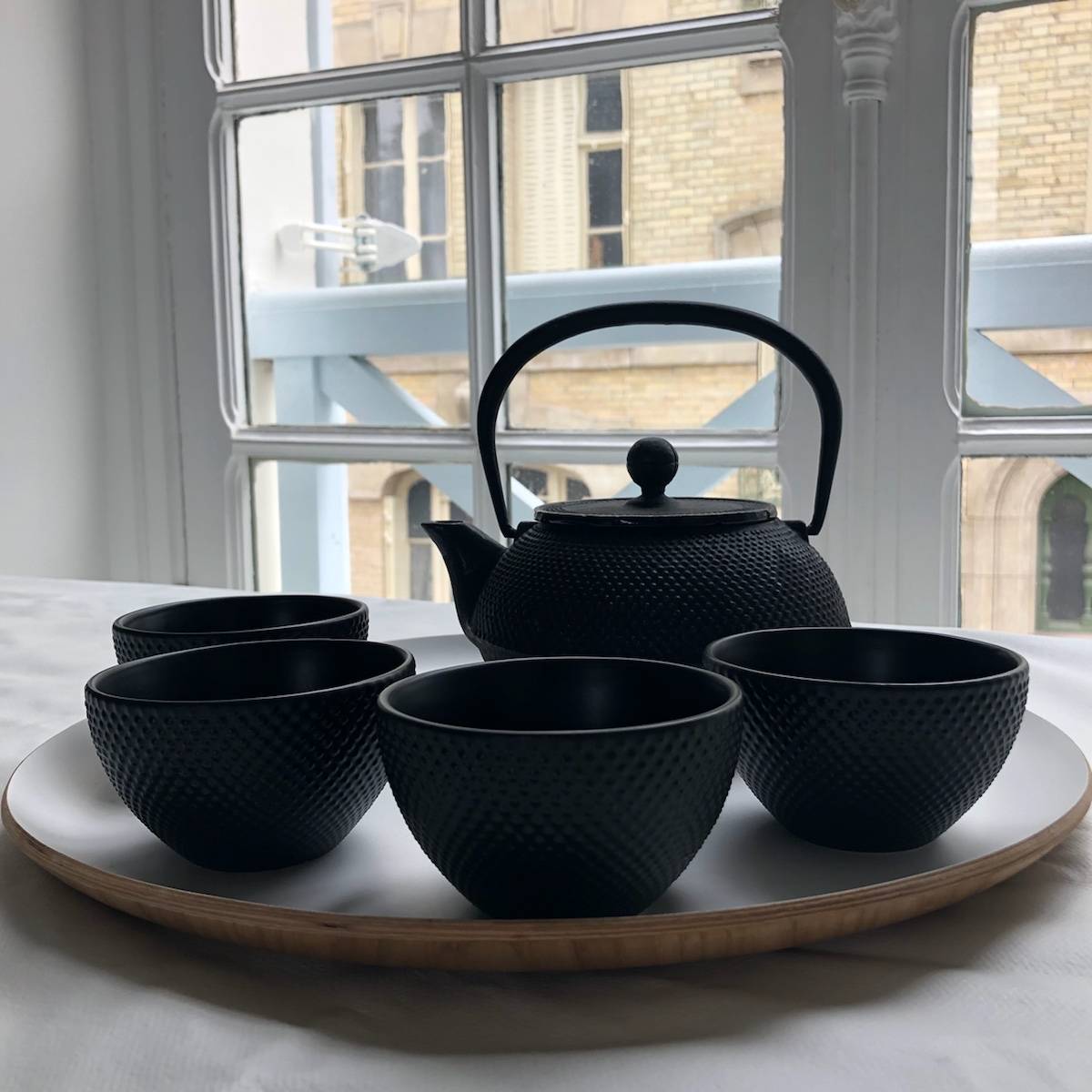 Ensemble théière japonaise en fonte noire on Gens de Confiance
