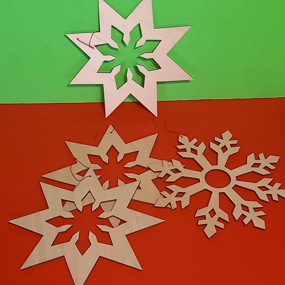 Lot de 3 étoiles et 1 flocon en bois pour décorer votre sapin, ou autre ...