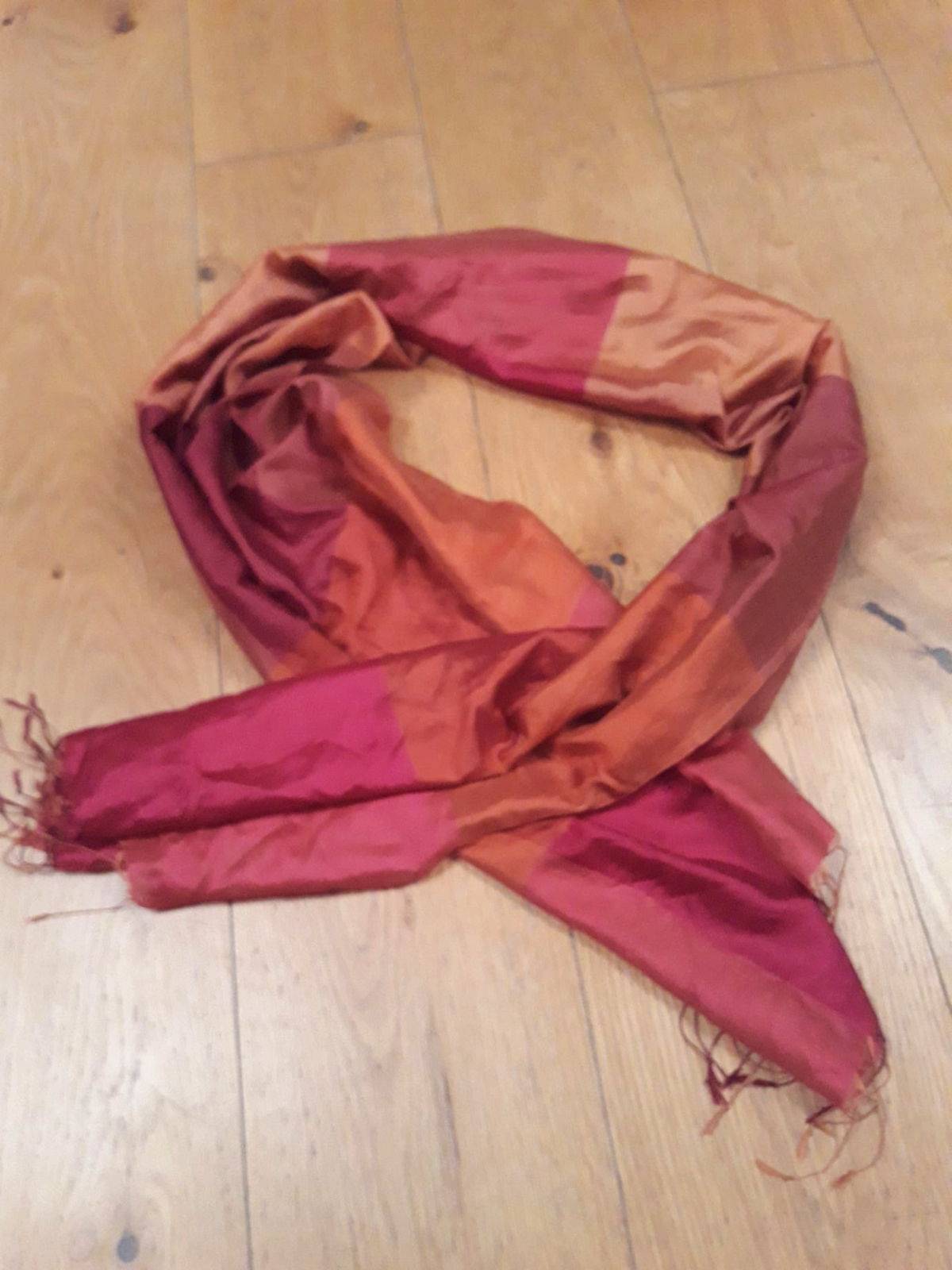 Vends foulard léger ton orangé et rose on Gens de Confiance