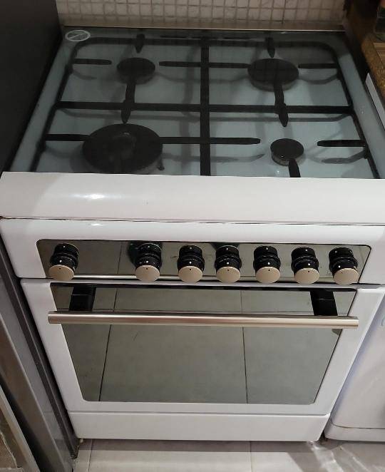 Gaziniere 4 feux et four gaz sur Gens de Confiance