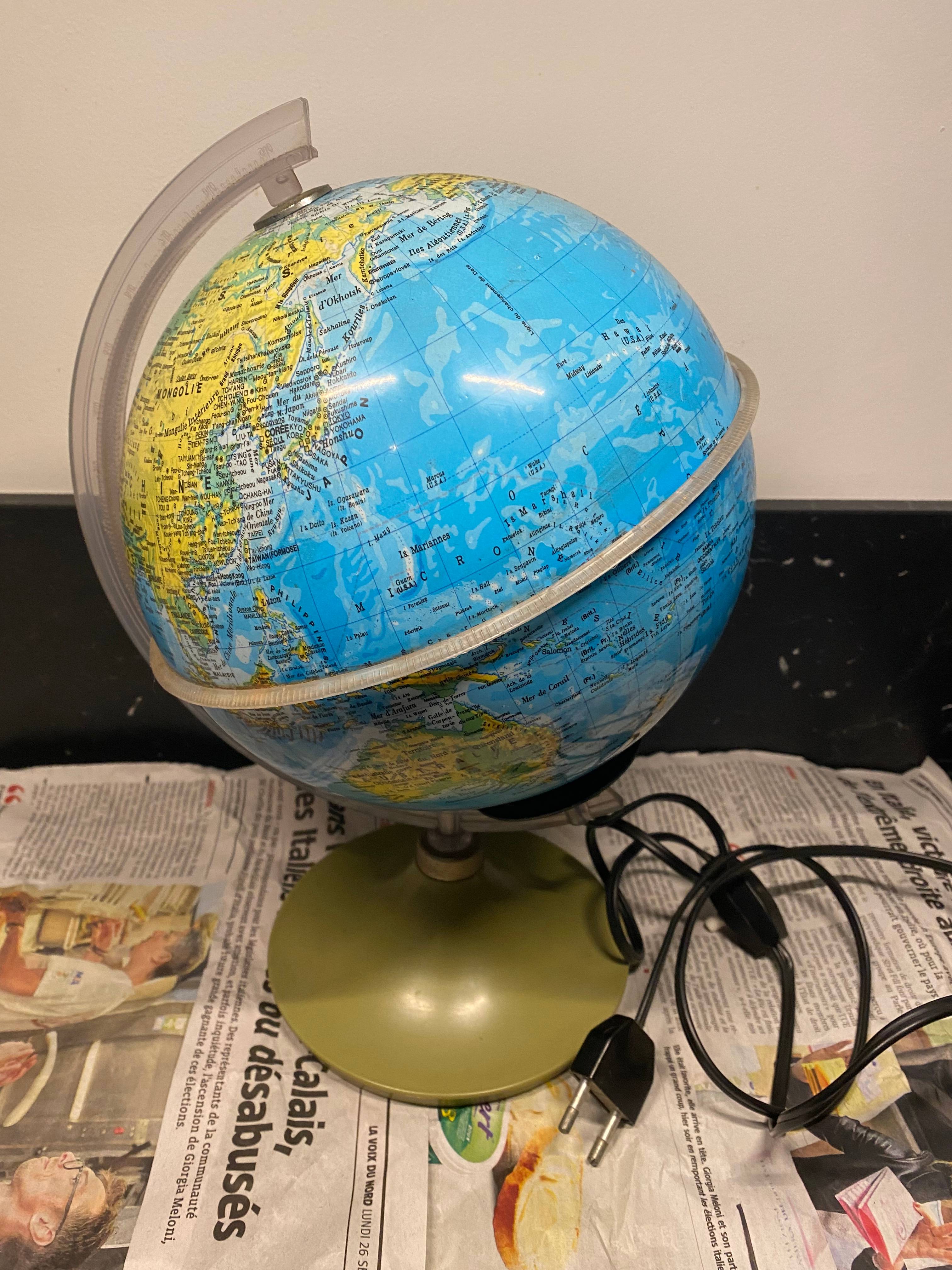 Globe terrestre lumineux vintage on Gens de Confiance