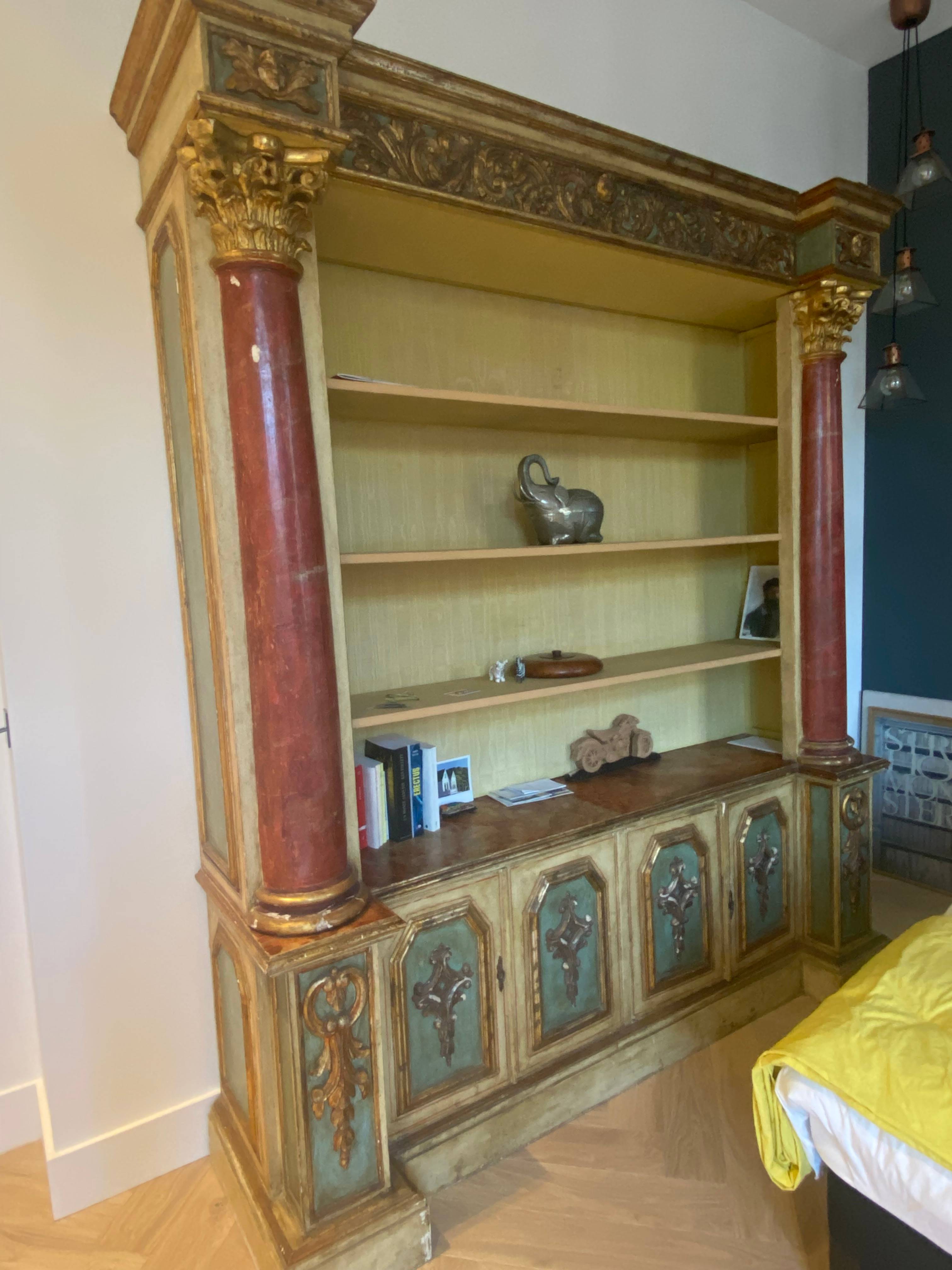 Grande bibliothèque dans le gout du XVIIIème en bois polychrome, H 245X ...