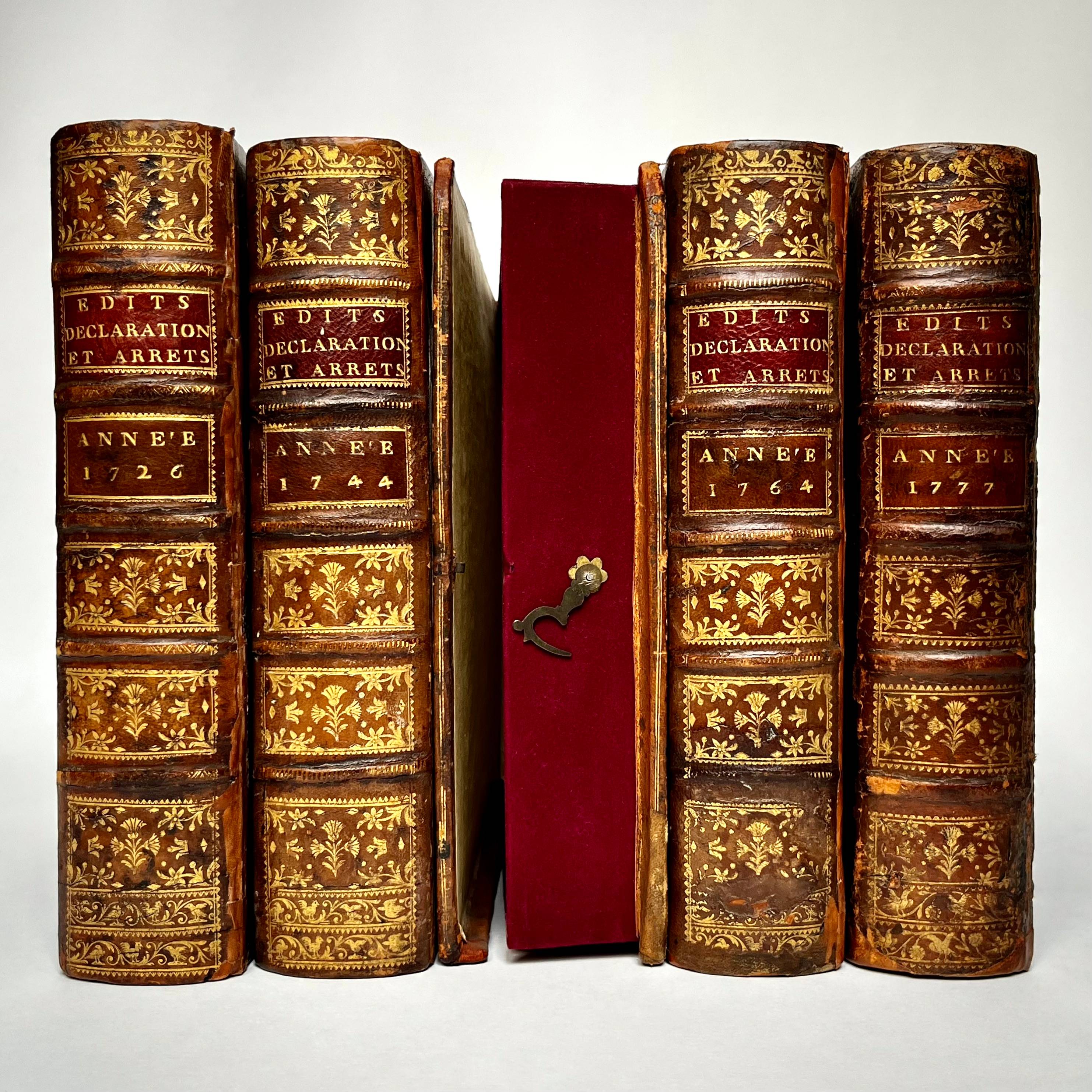 Cinq grandes boîtes livres coffrets de rangement cachettes à partir de ...