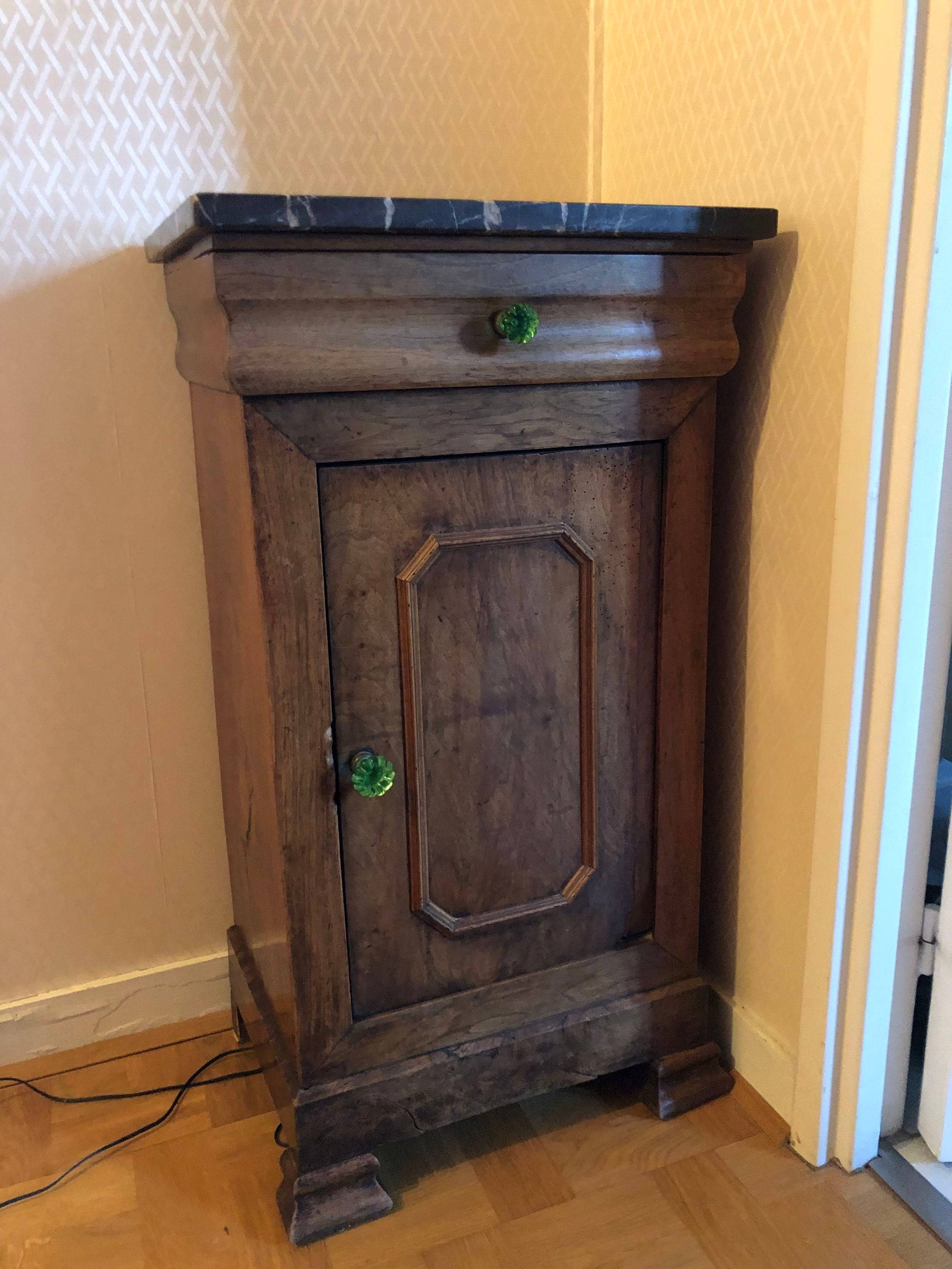 Guéridon avec dessus en marbre sur Gens de Confiance