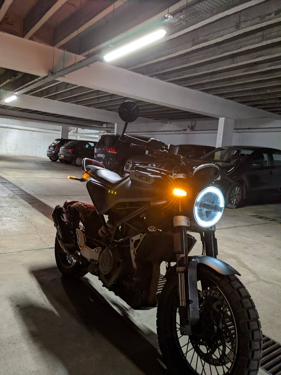 Moto Husqvarna Svartpilen 401 Shifter, 13 930 km · 2020 on Gens de ...