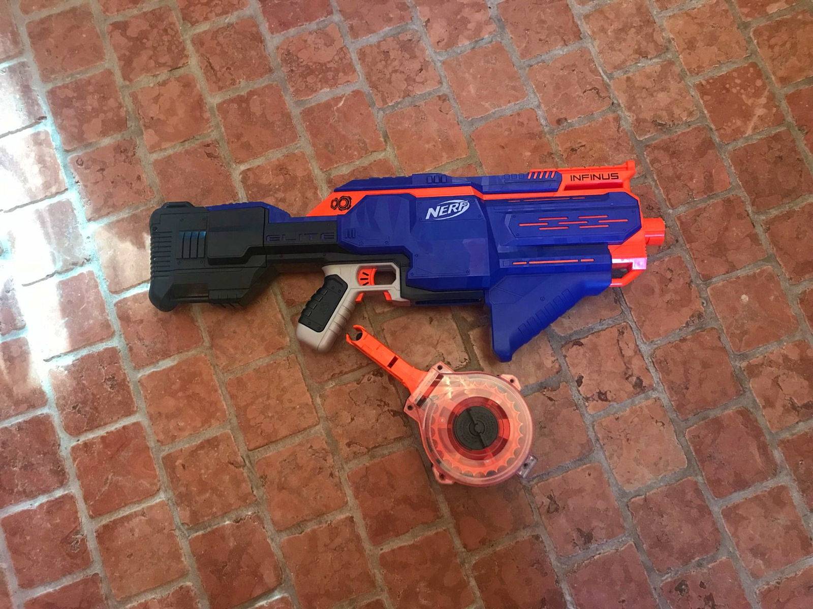 Nerf Infinus on Gens de Confiance